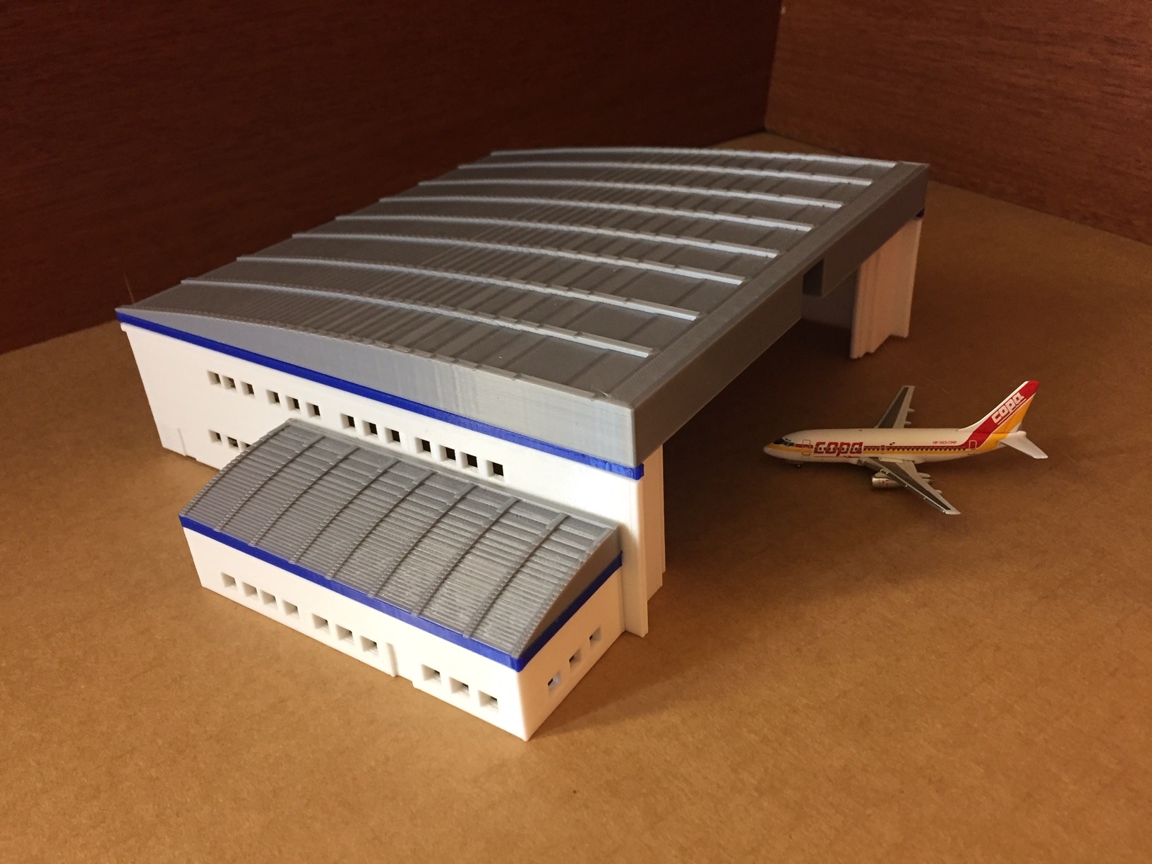 Hangar with slanted roof with blue stripe, 3D printed 1:400 - avworld.ca