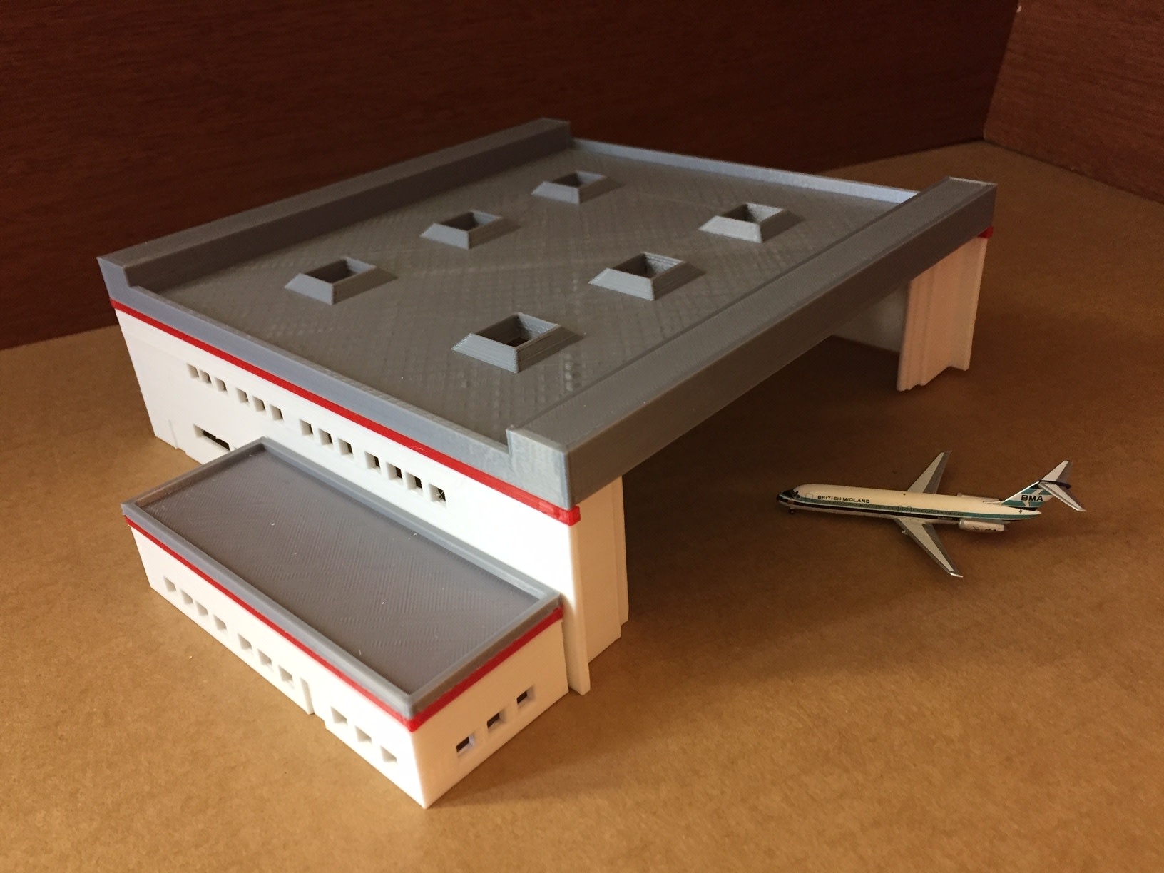 Hangar with flat roof and skylights, red stripe, 3D printed 1:400 - avworld.ca