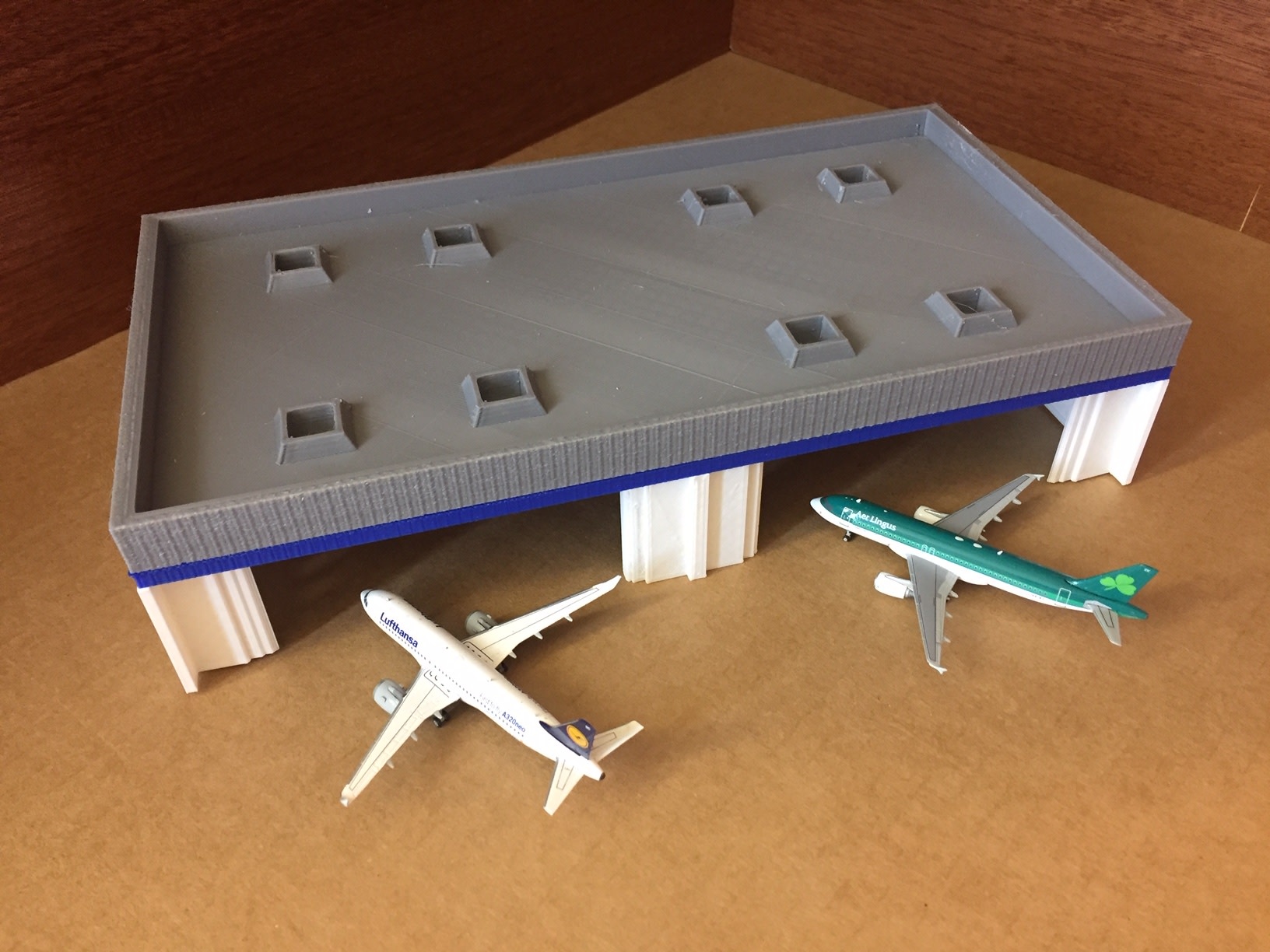 Double Hangar with flat roof and skylights, 3D printed 1:400 - avworld.ca