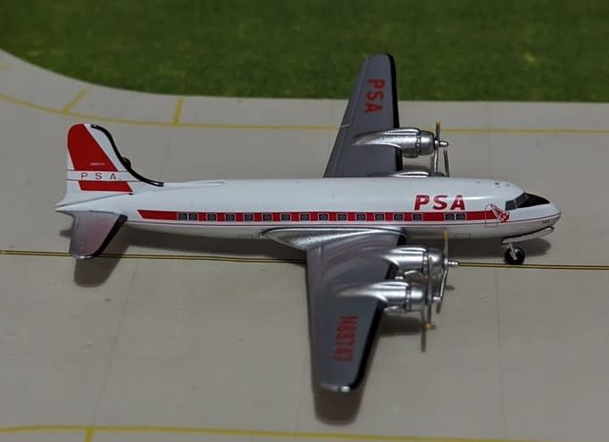 DC4 PSA red tail livery N88747 1:400 - avworld.ca