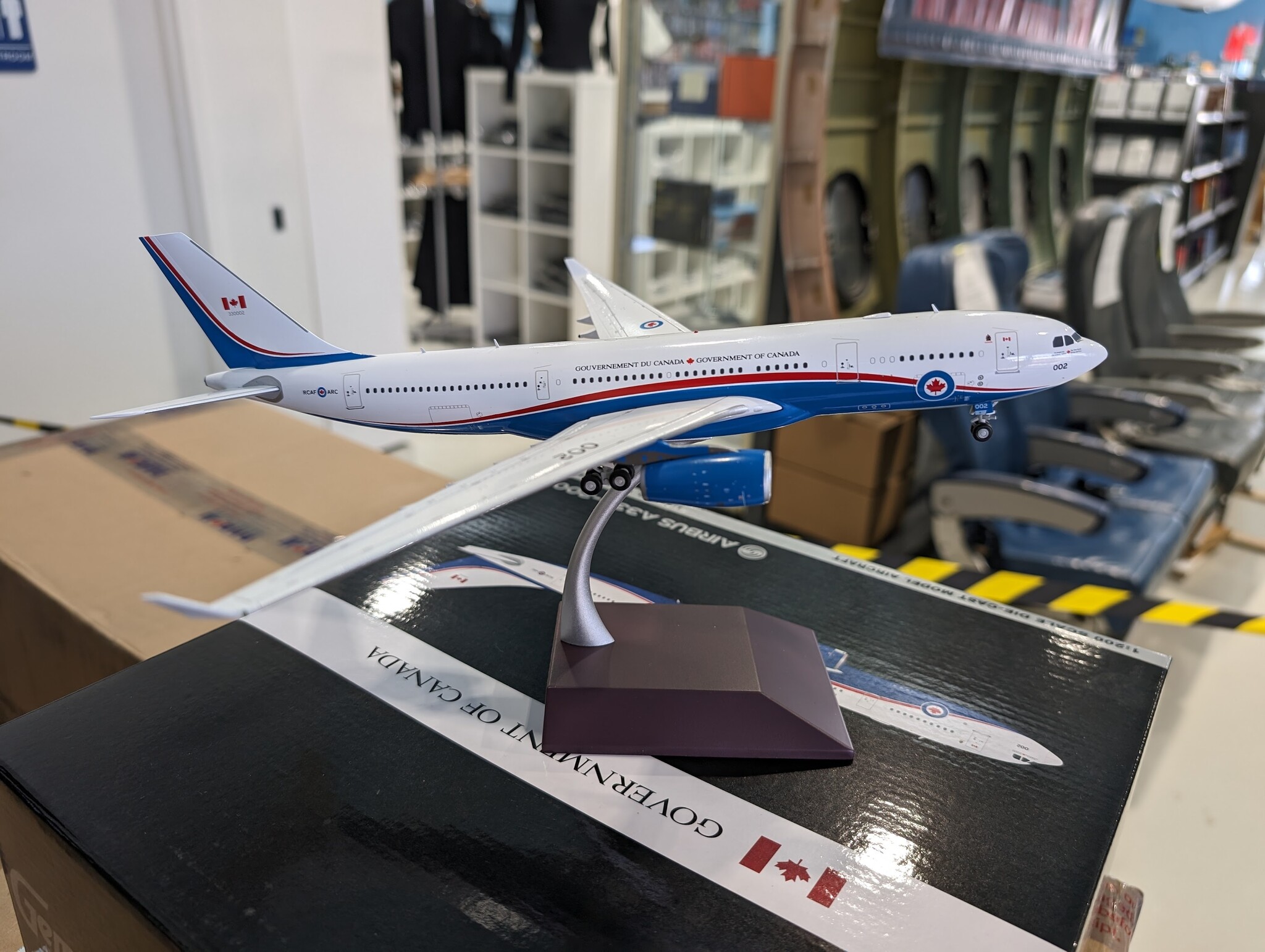 CC-330 (A330-200) RCAF 330002 VIP Aircaft 1:200 *Pre-order - avworld.ca