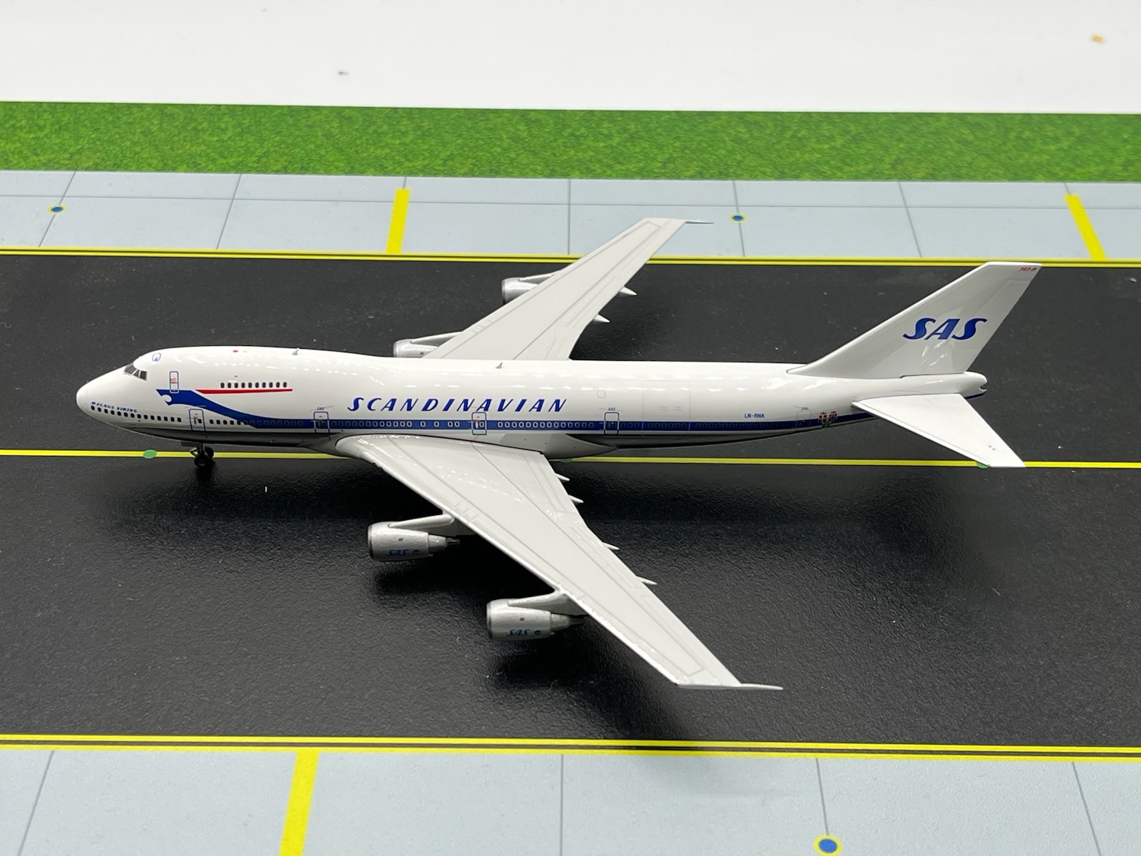 B747-200 SAS Scandinavian LN-RNA original livery 1:400 - avworld.ca