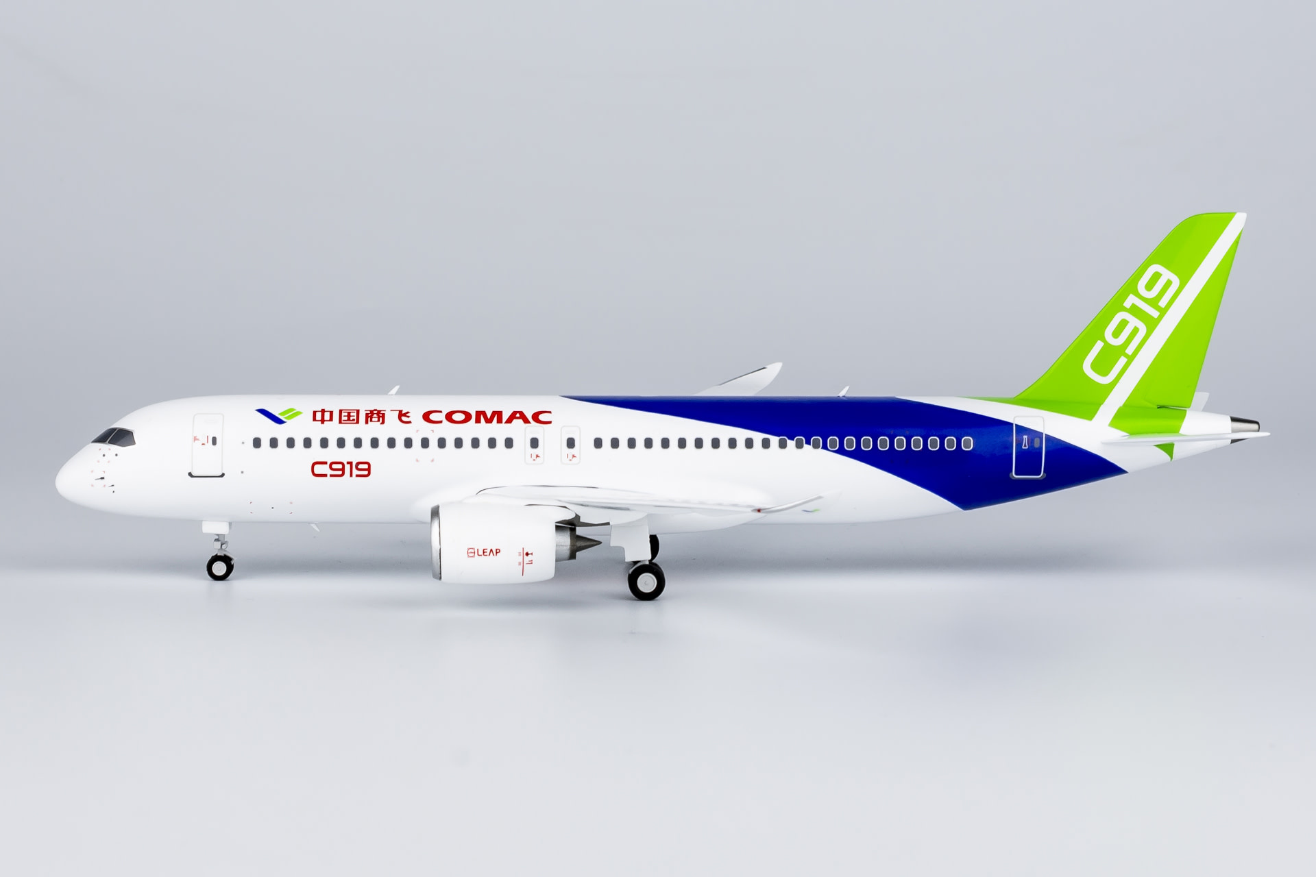 C919 COMAC / new colors (officially released by COMAC) 1:200 with stand ...