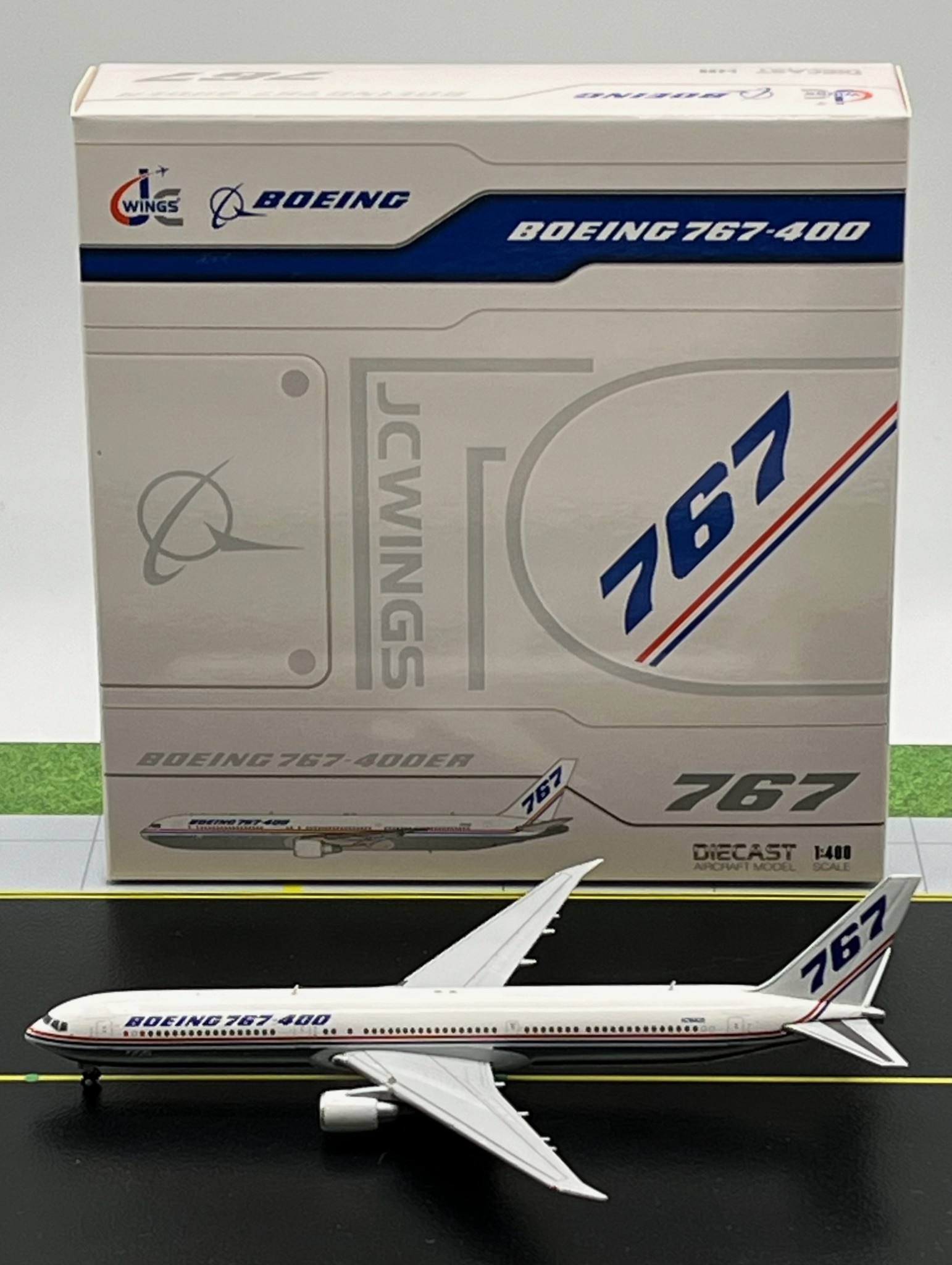 B767-400ER Boeing House livery N76400 1:400 - avworld.ca