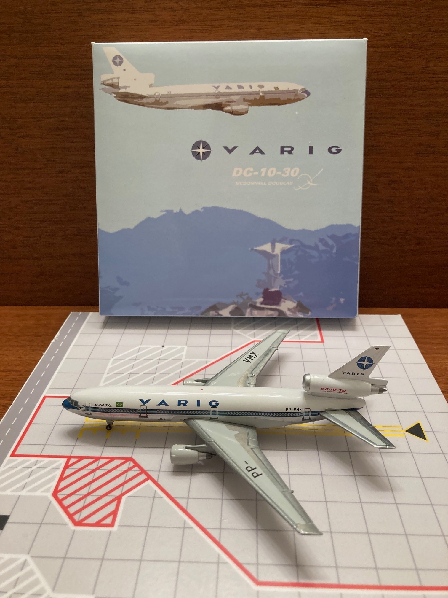 Skyjets DC10-30 Varig PP-VMX 1980's colours 1:400**Collection sale ...