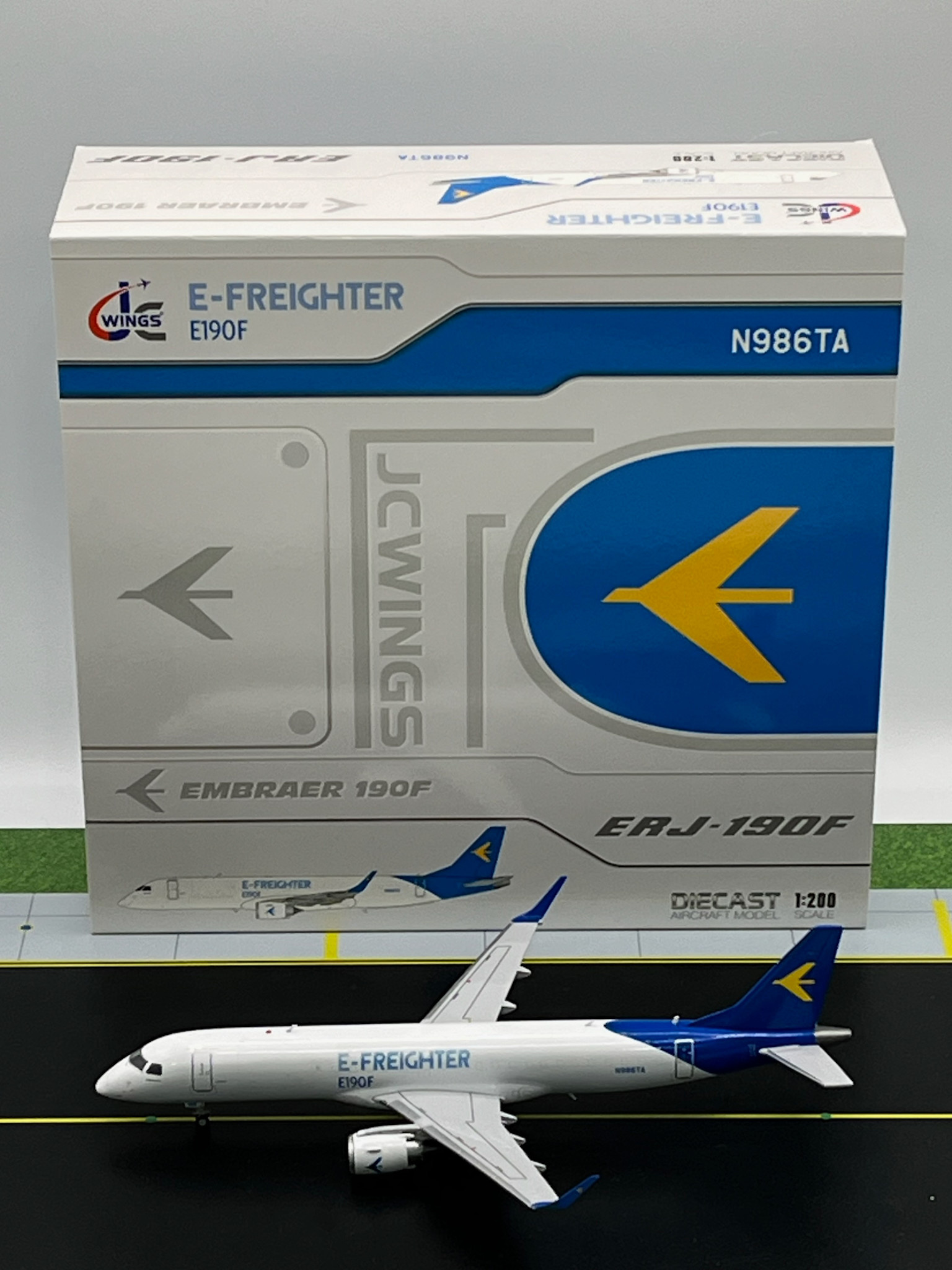 ERJ190F E-Freighter Embraer house colors N986TA 1:200 - avworld.ca