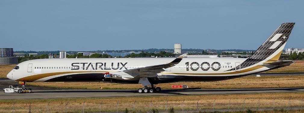 A350-1000XWB Starlux Airlines 1000 Carbon Fiber B-58551 1:400 - avworld.ca