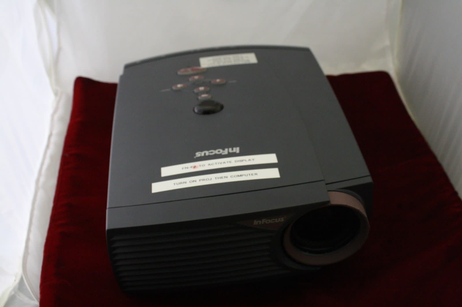 InFocus LP425 LCD Projector With Case (Pre-owned) - Camera Concepts ...