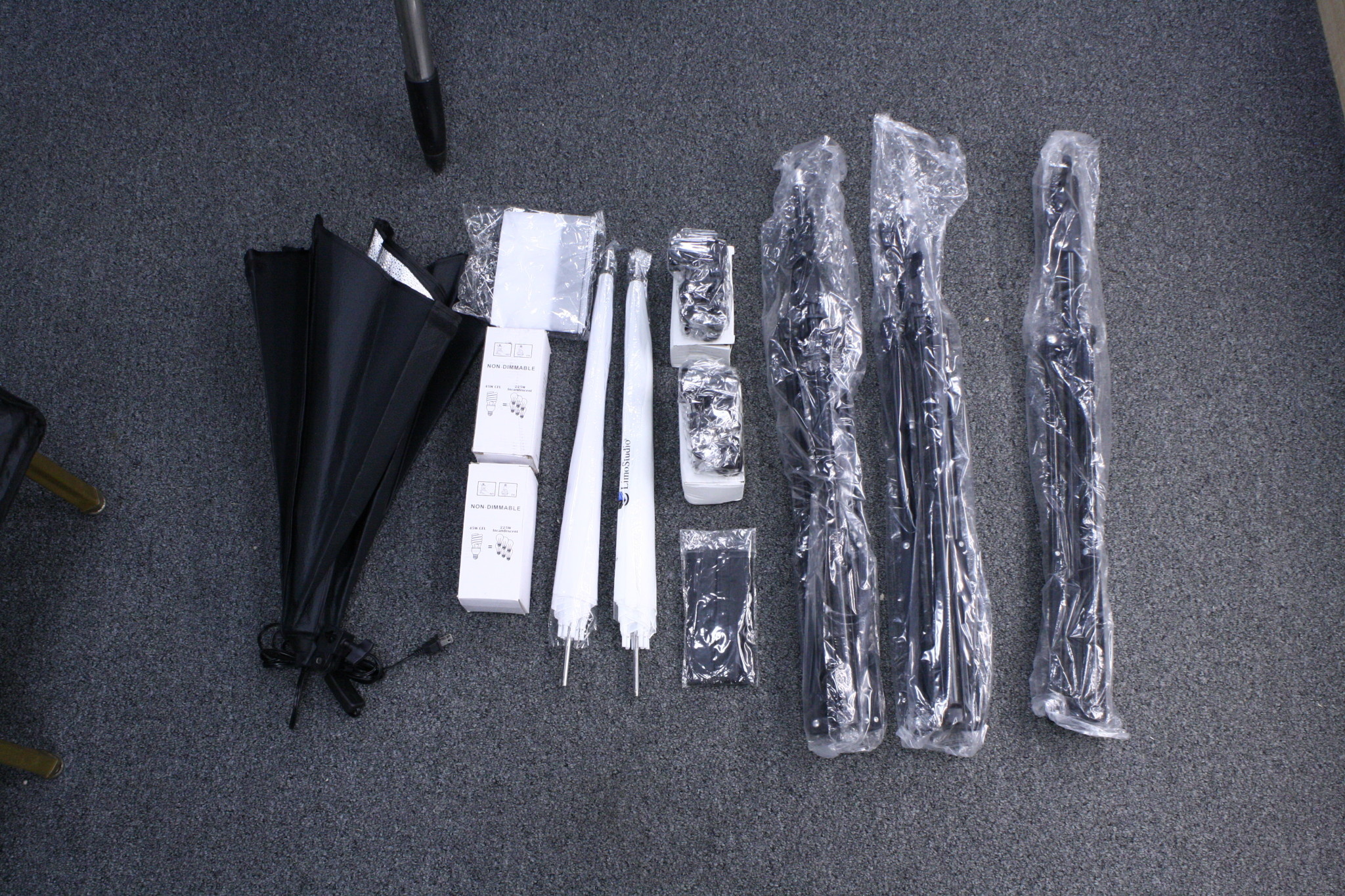 LimoStudio three light outfit with 2 umbrellas, Softbox, Lamps and ...