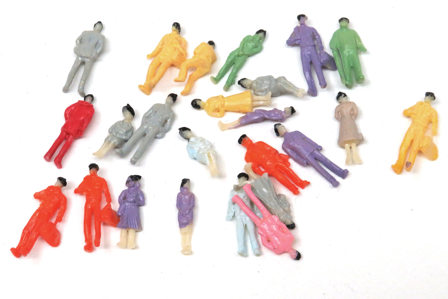 Assorted HO Scale Figures, 24Pcs. - HENNING'S TRAINS