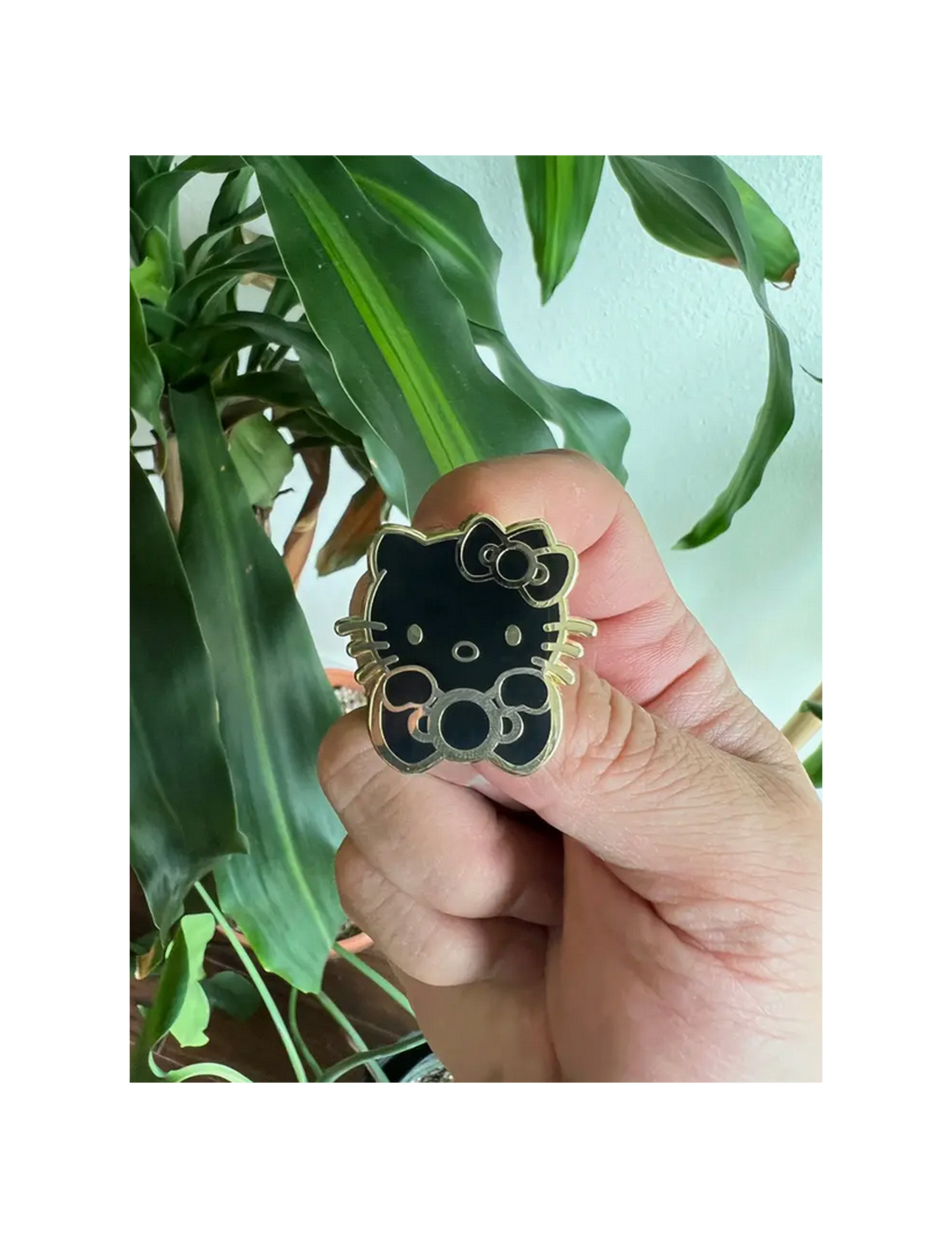 Peeking Hello Kitty Enamel Pin-Black & Gold - Home