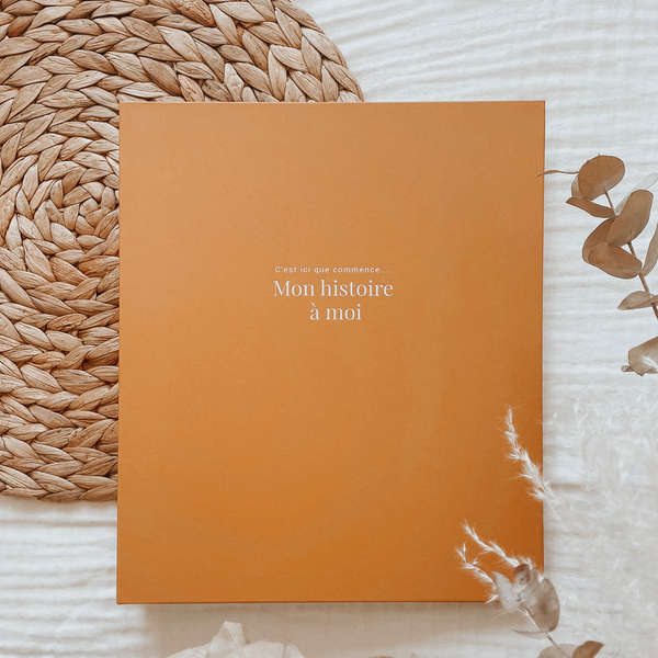 LIVRE DE BÉBÉ MON HISTOIRE À MOI - OCRE - La Petite Penderie
