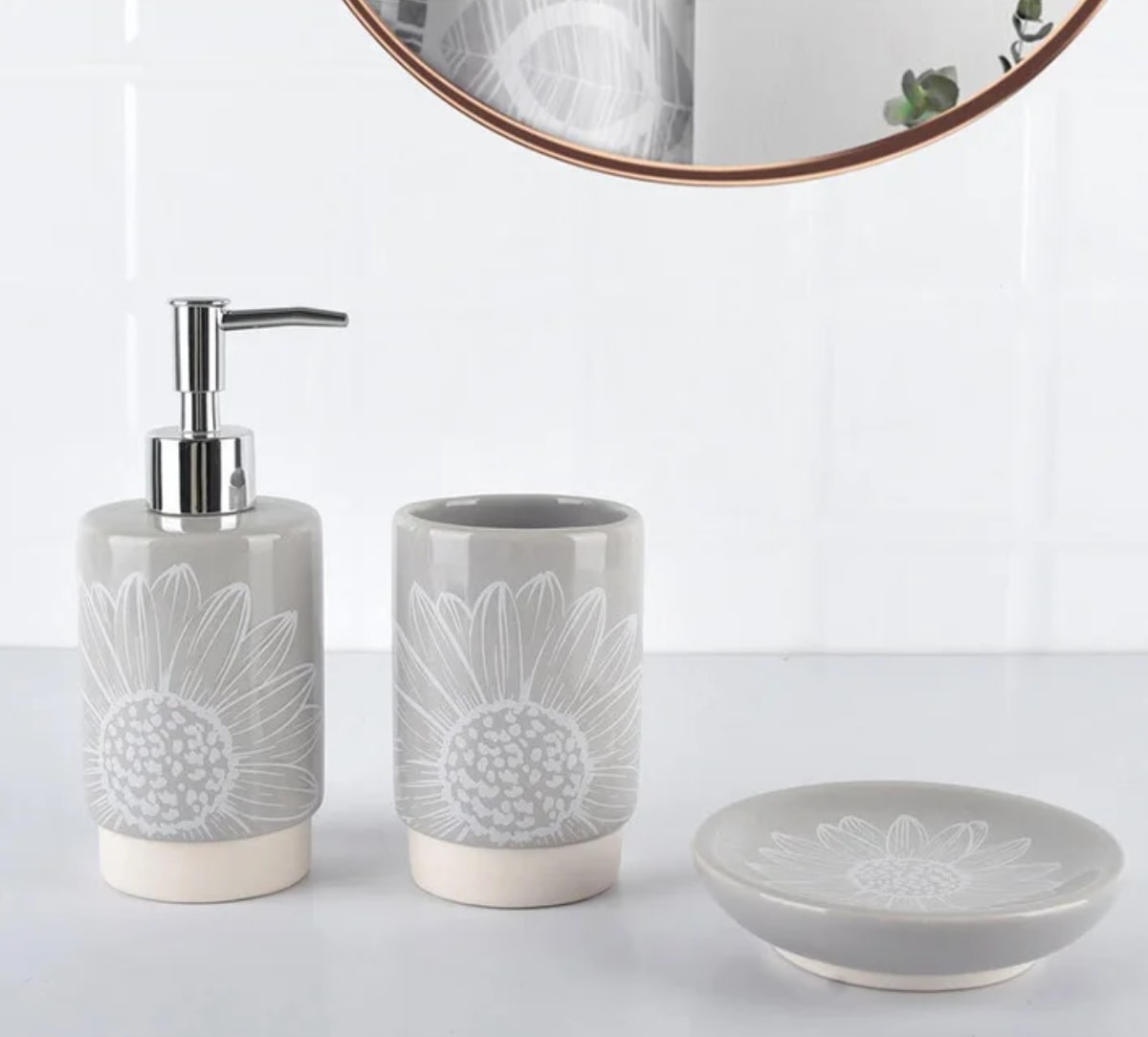 SPA DAISY 3pc CERAMIC BATH ACCESSORY SET WHITE - Oxford Mills Home ...