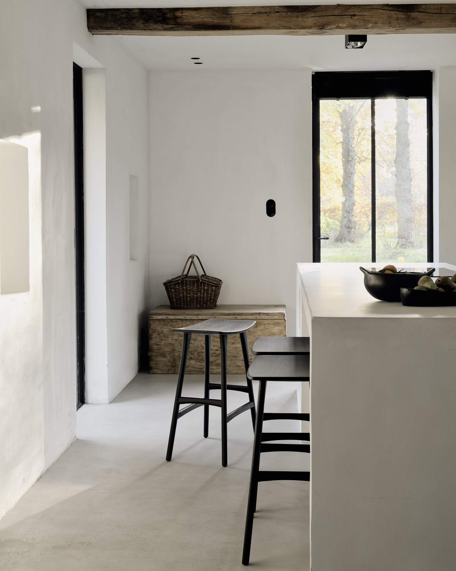 OSSO COUNTER STOOL - VARNISHED OAK - BLACK - LOVACO