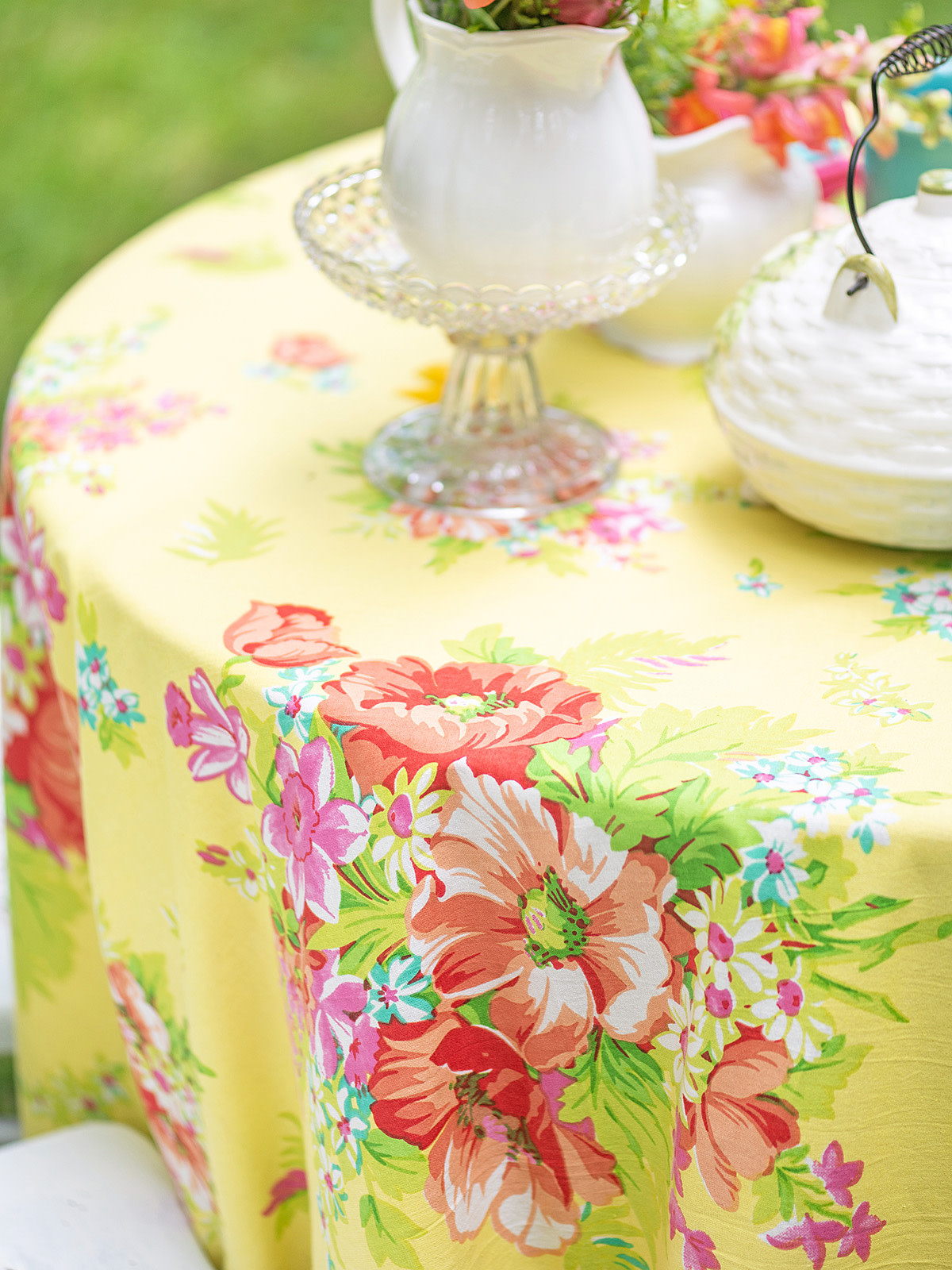 April Cornell Charming Sunshine 88" Round Tablecloth - British Isles