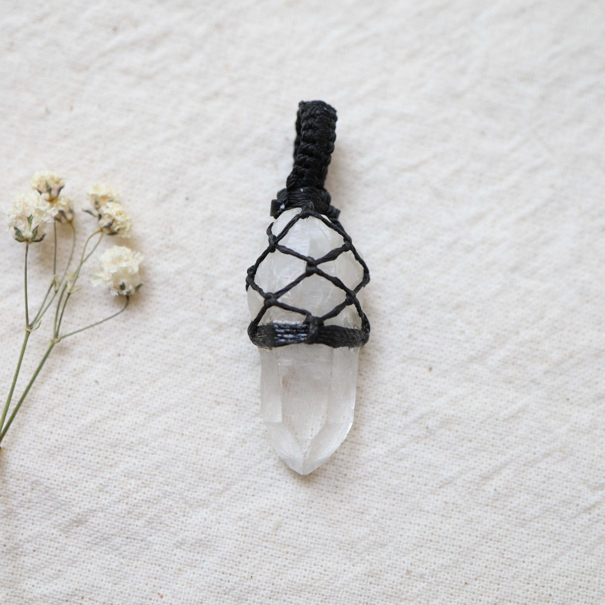 Pendentif macramé Quartz Clair - Pointe brute - Pierres D'Ailleurs