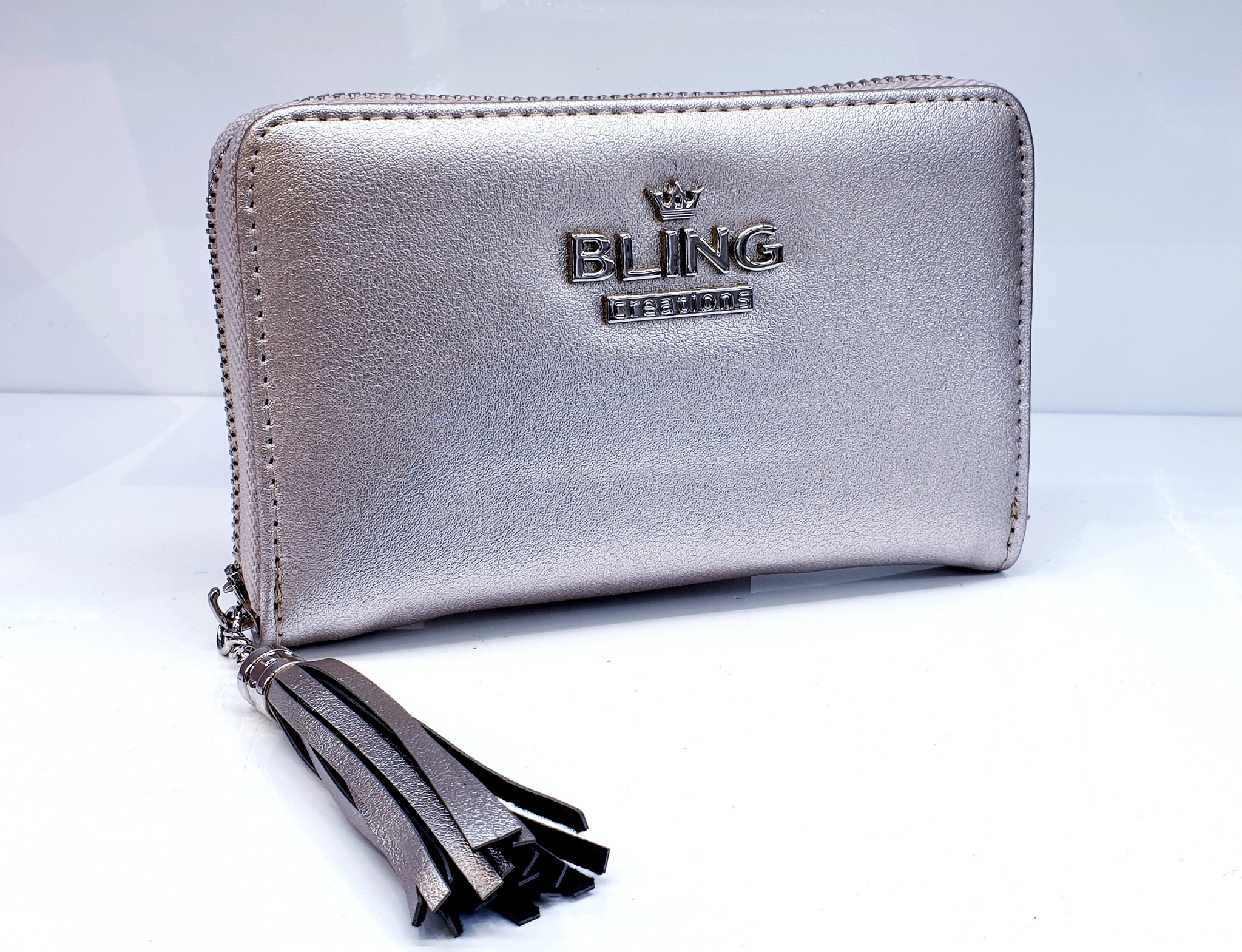 silver-wallet-70230019.jpg