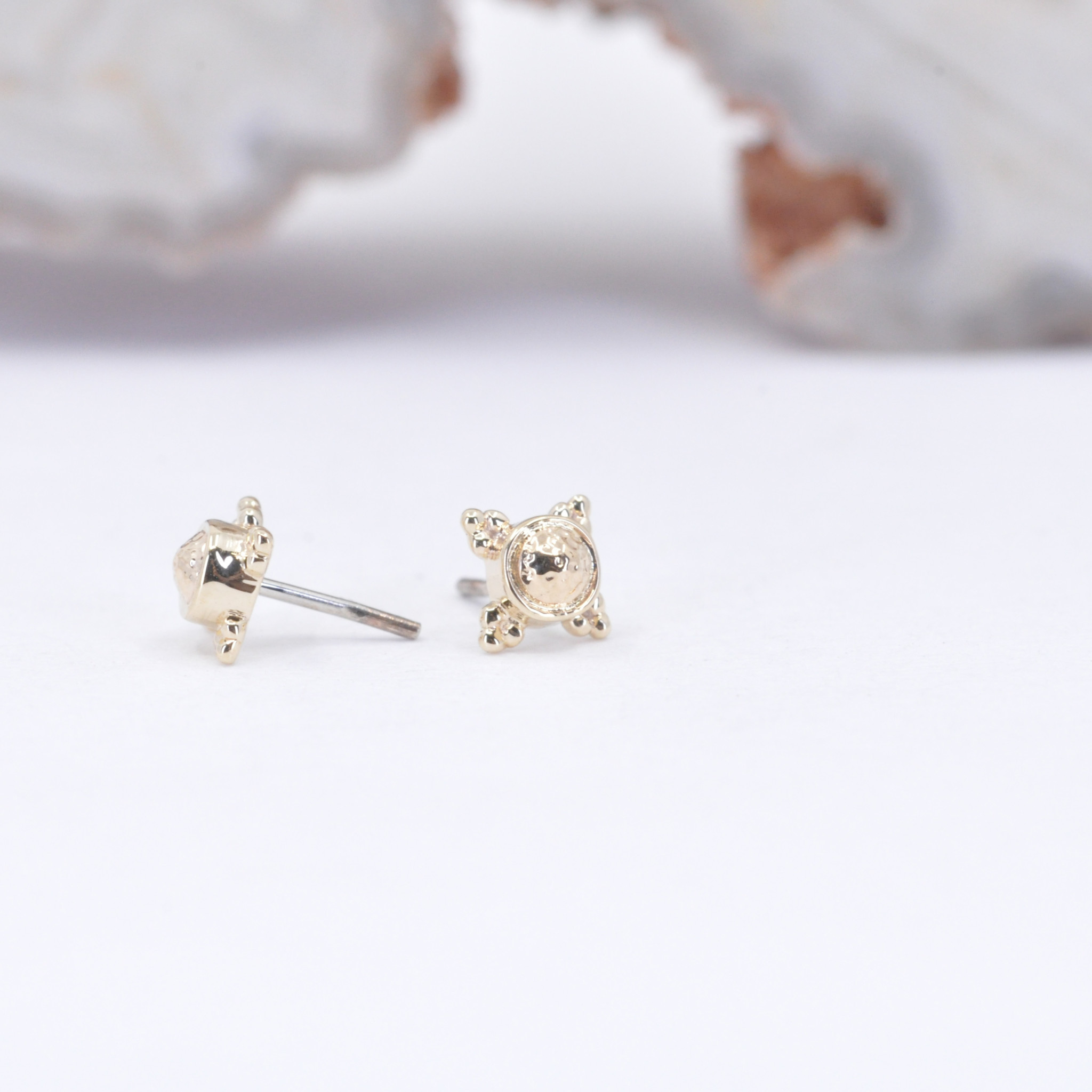 5mm Mini Kandy With Hammered Gold Bead In Yellow Gold Threadless Ends Mint Piercing