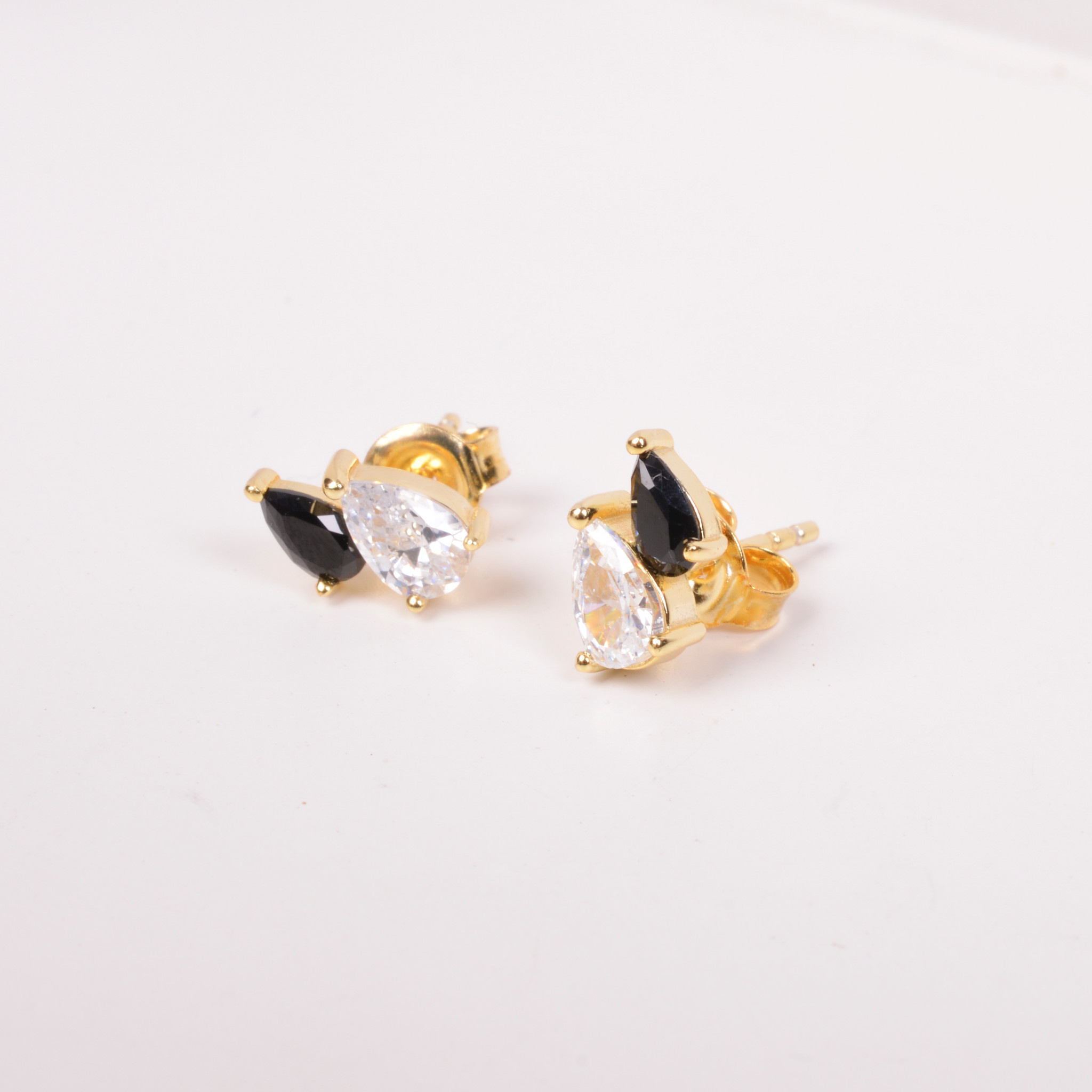 25-73235 Studs gotas zirconia negra dorado - ROSAGITANA