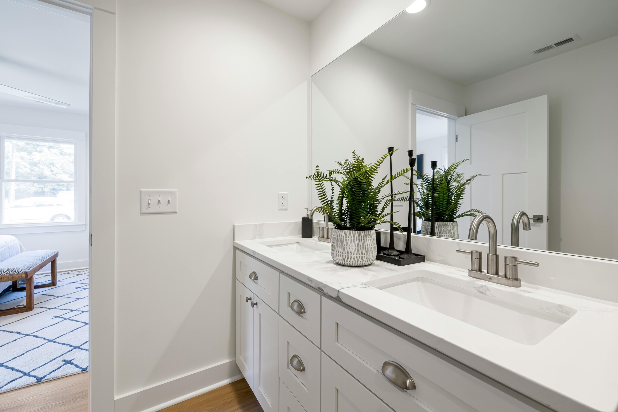 Quartz vs Poly Marble Countertops: Bathroom Guide - Ossöm Ambiance Maison