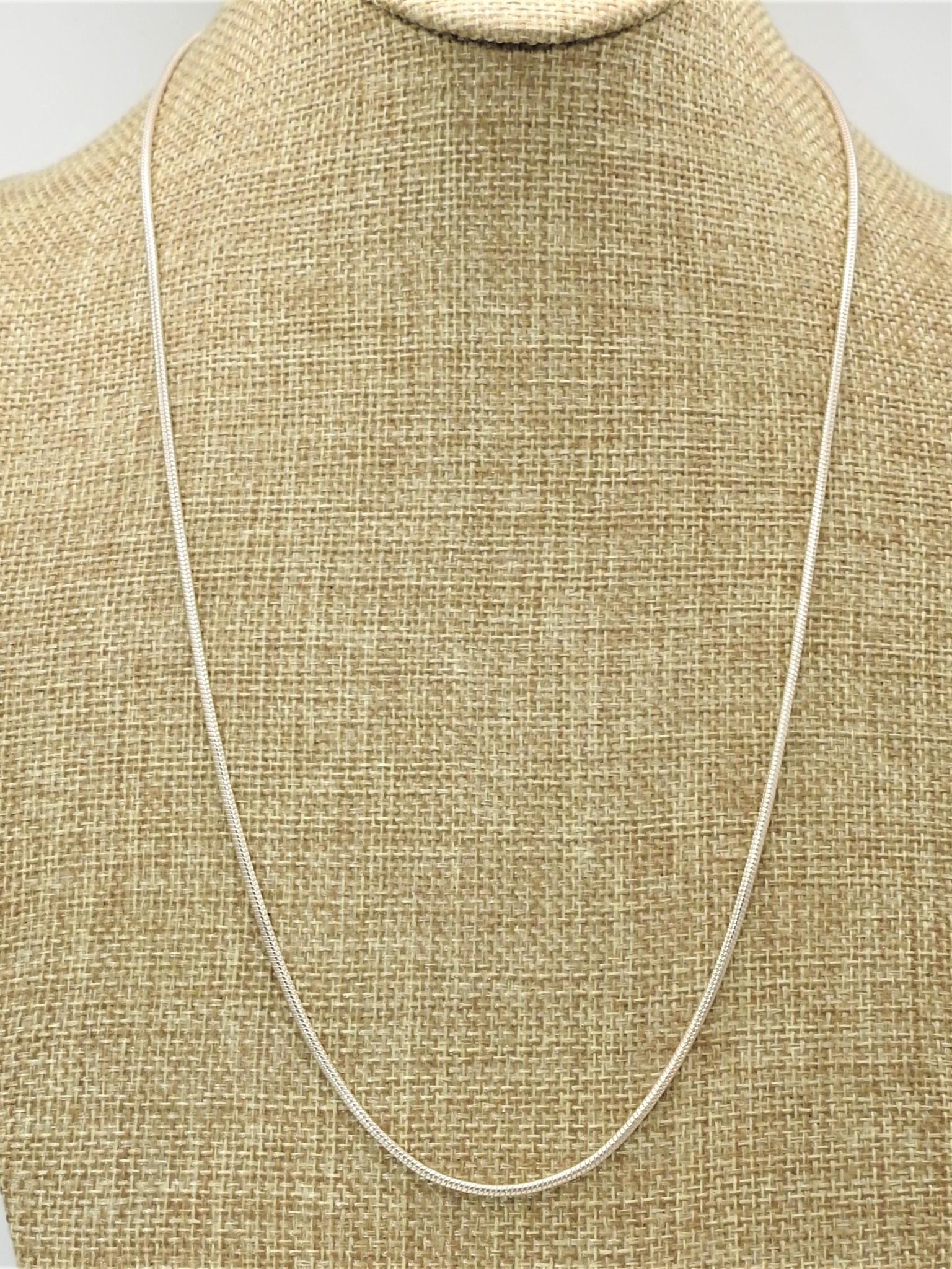 24" Thin Cord Chain - Karina on canyon