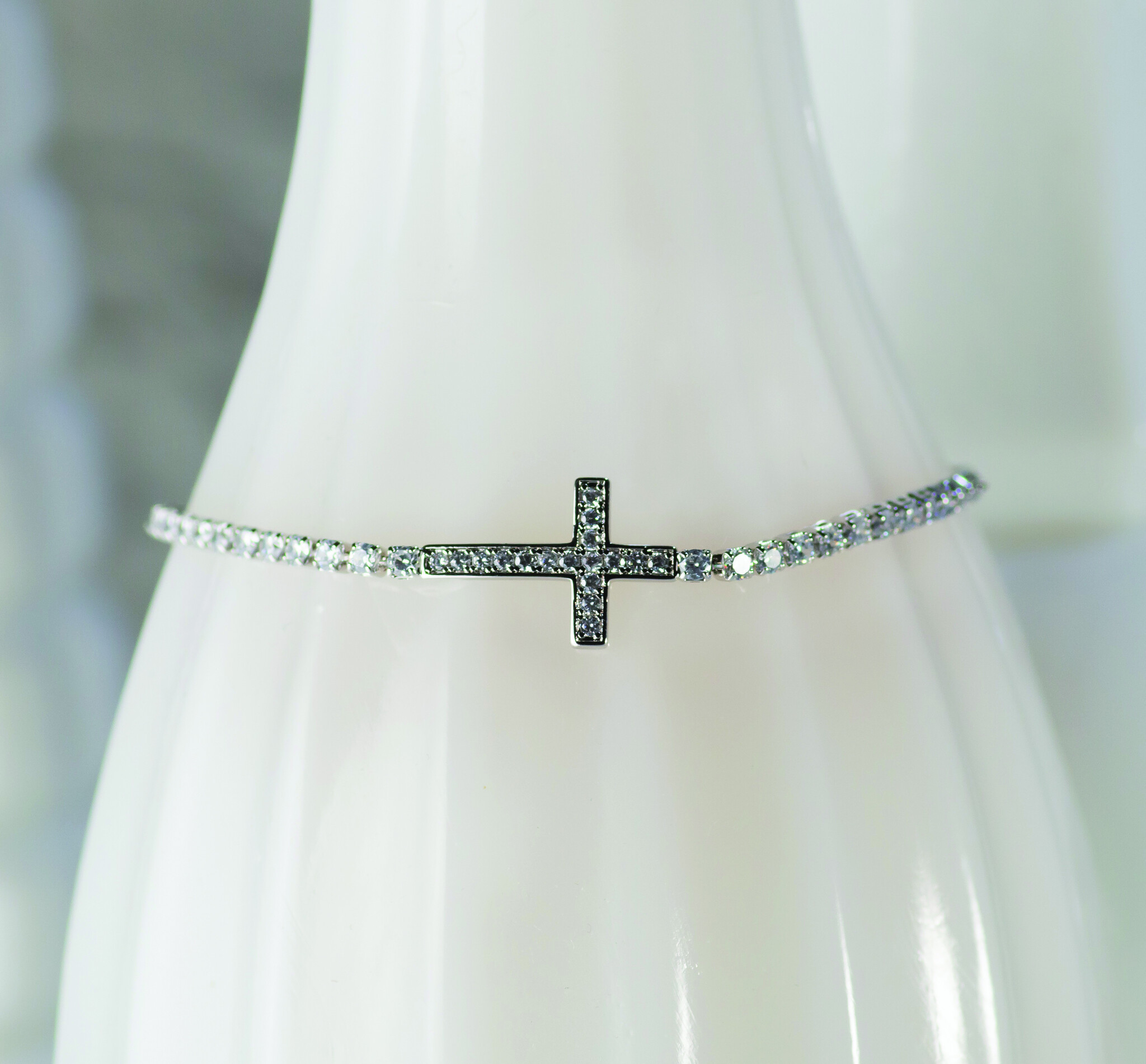 Cross Silver Bracelet 銀色鑲石手鐲—閃石十字架 - 天道北美網路書房 U.S. Tien Dao Books