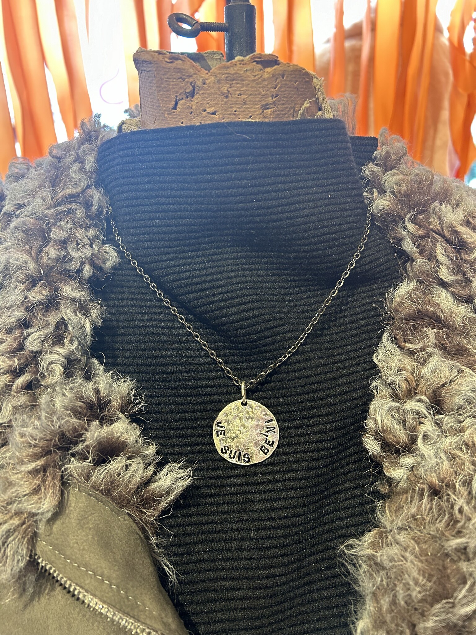 Diana Warner- Je Suis Beni 18 in chain - Diana Warner