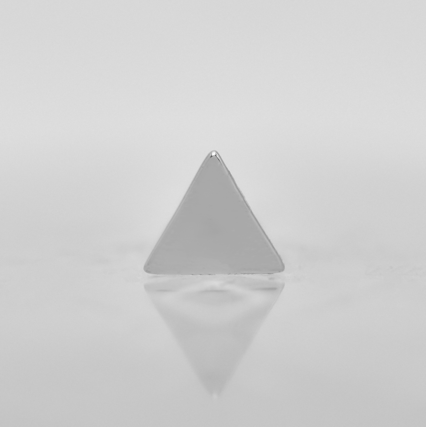 BVLA high polish triangle 4mm WG - Enigma Professional Piercing Adams