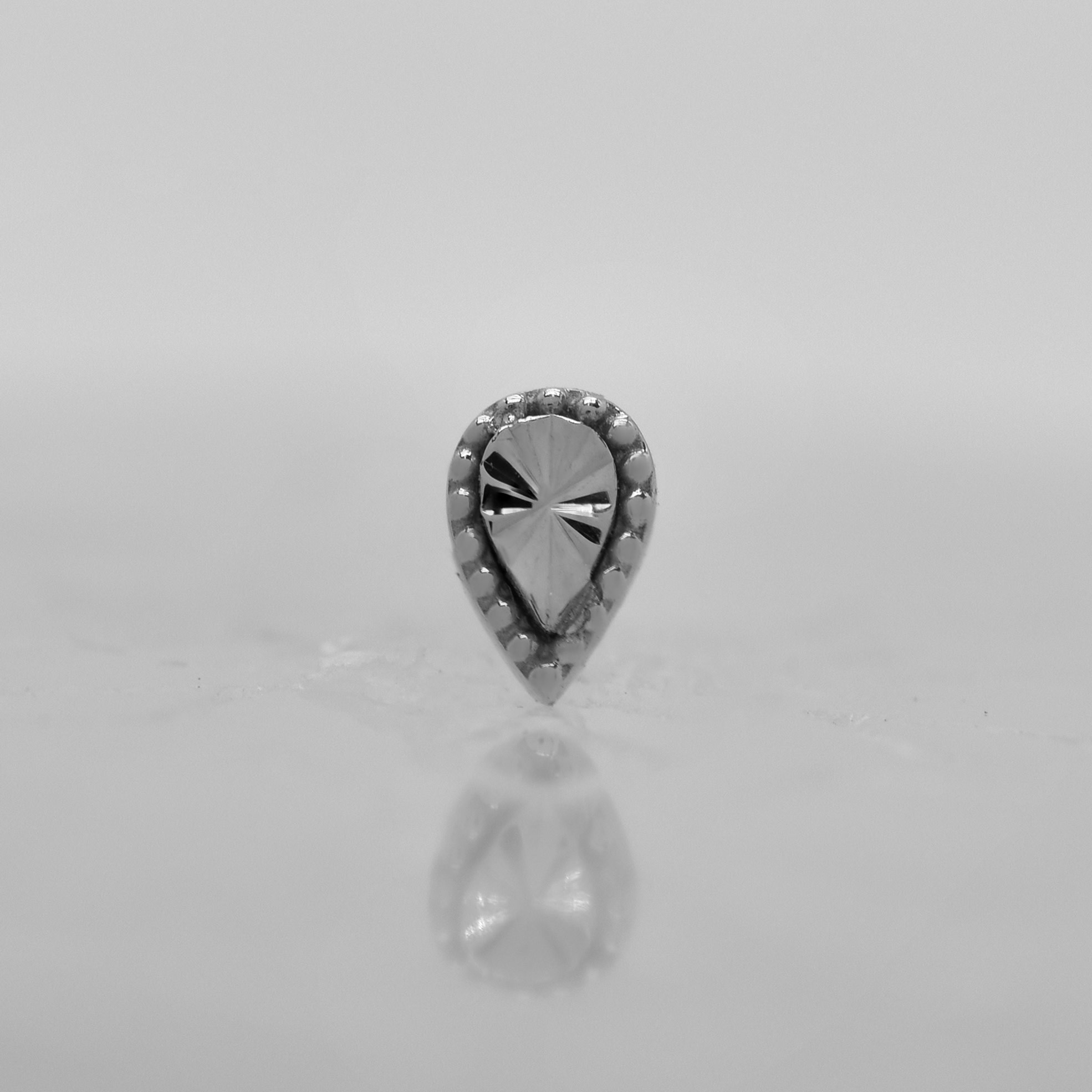 Buddha Jewelry threadless Stay Gold WG - Enigma Professional Piercing Adams