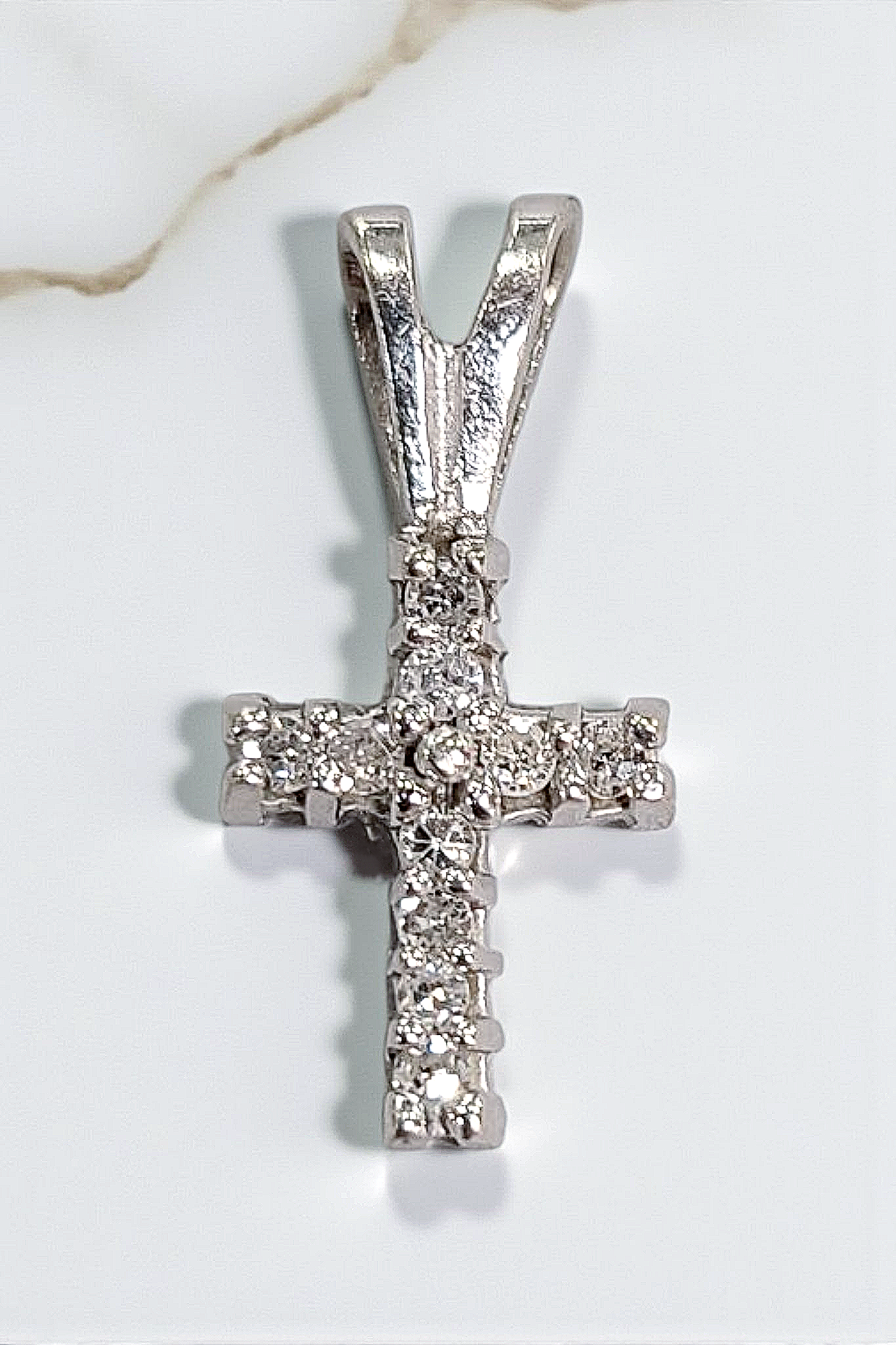 10k white gold cross pendant, 17x8mm, set with 9 diamonds (0.05ct)