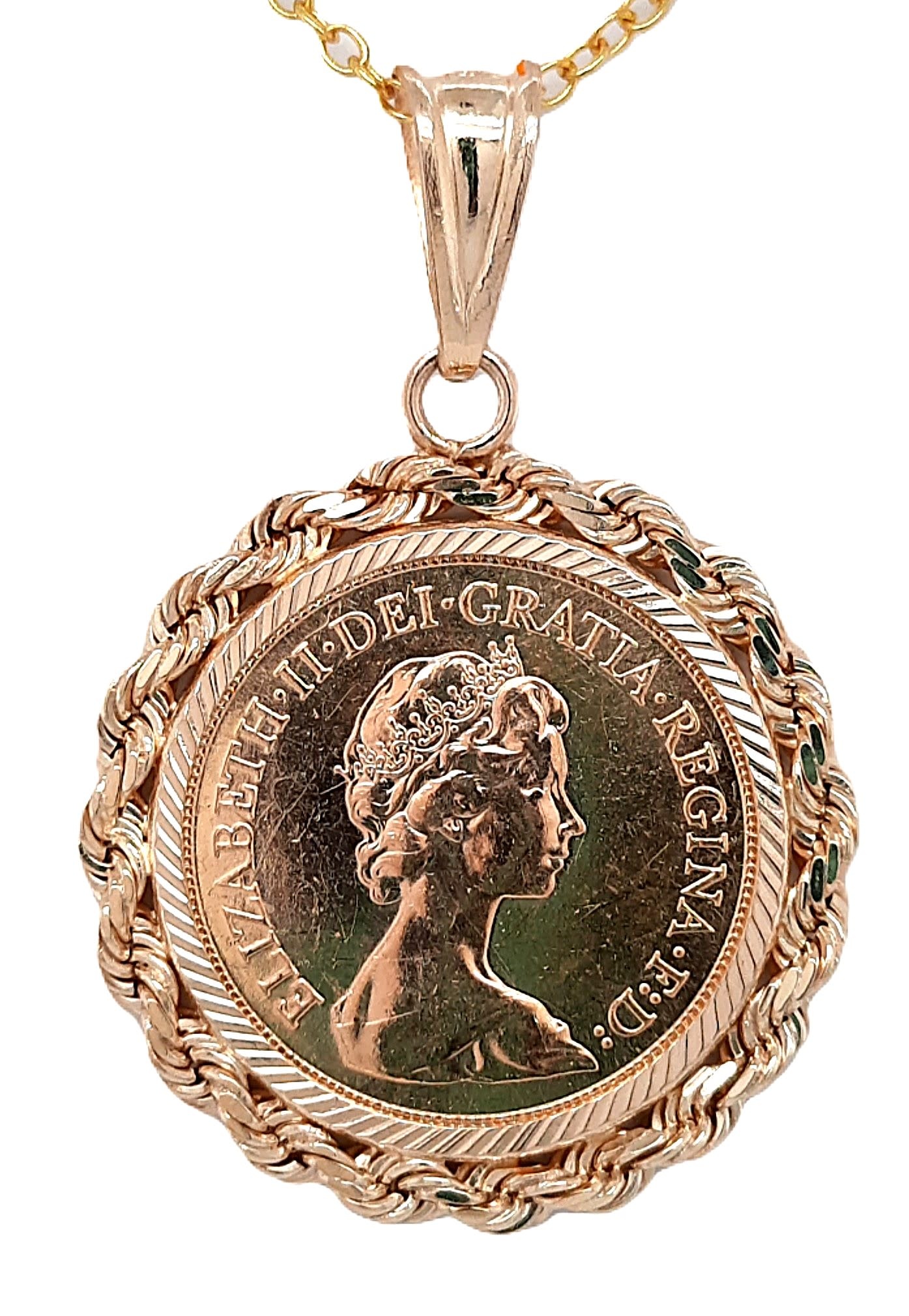 Queen Elizabeth II sovereign 1/4 oz gold coin pendant 11.9 gr - Quinn's ...