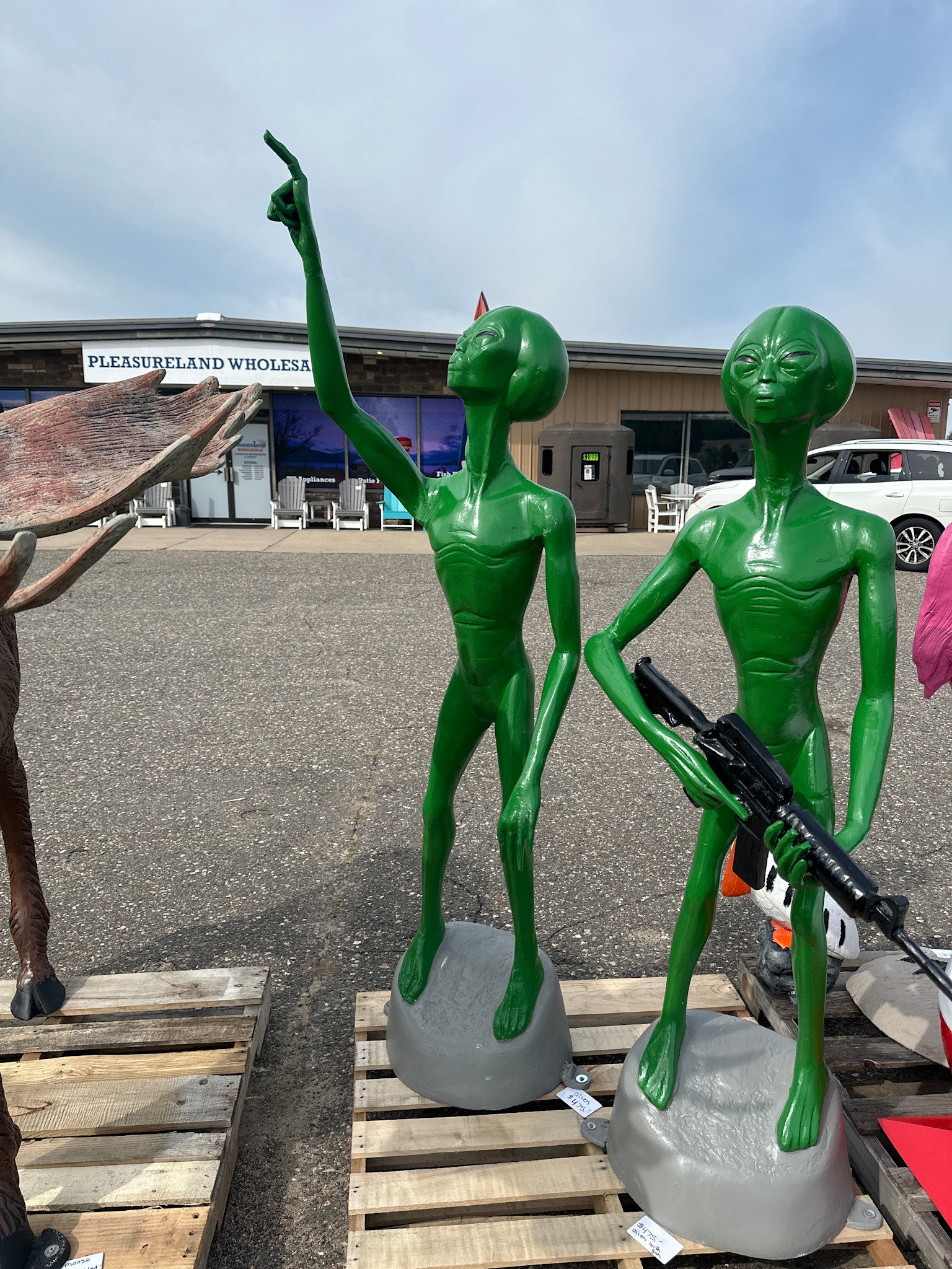 Alien Pointing - PleasureLand RV Wholesale