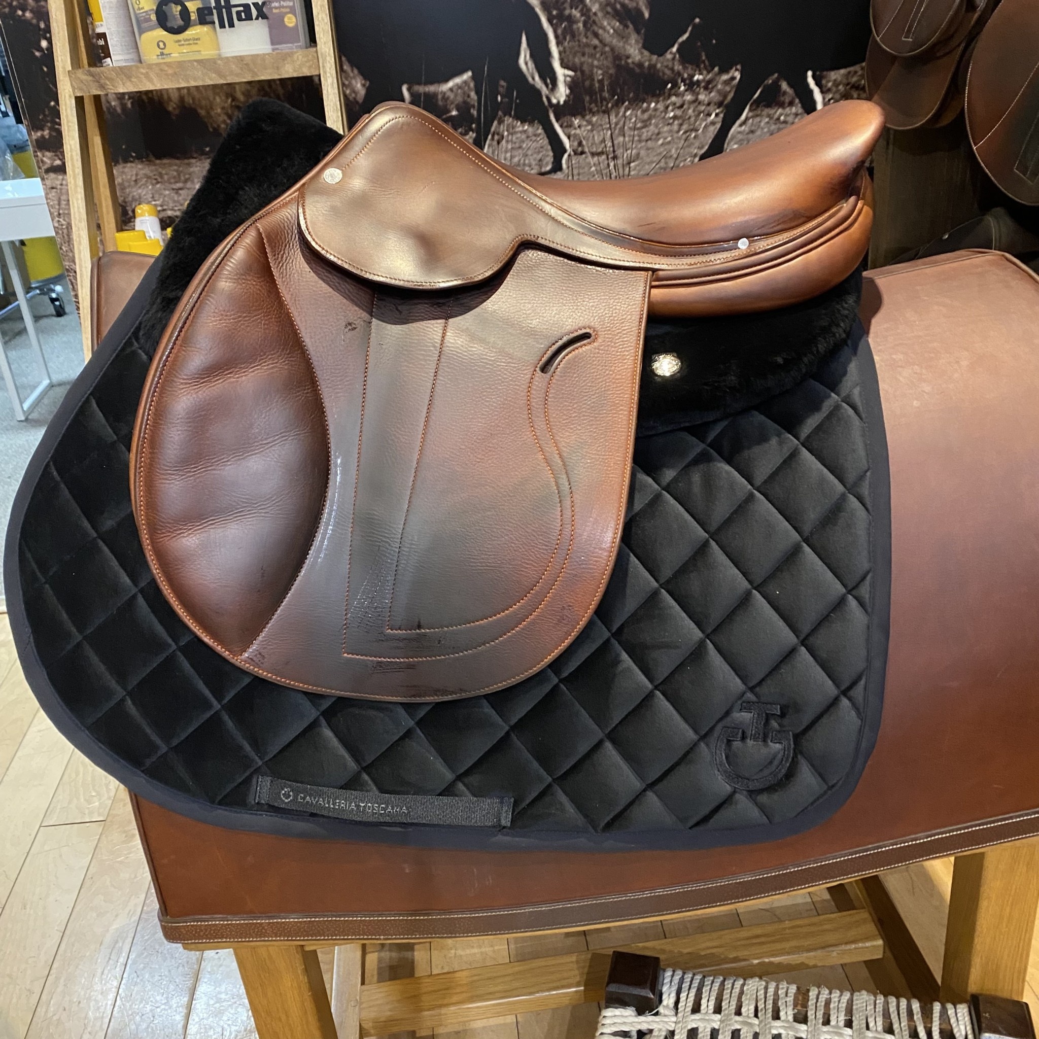 #52 075 Consigned Hermès Vivace, 17.5" seat, integrated panel, buffalo pads and covered top flap ...