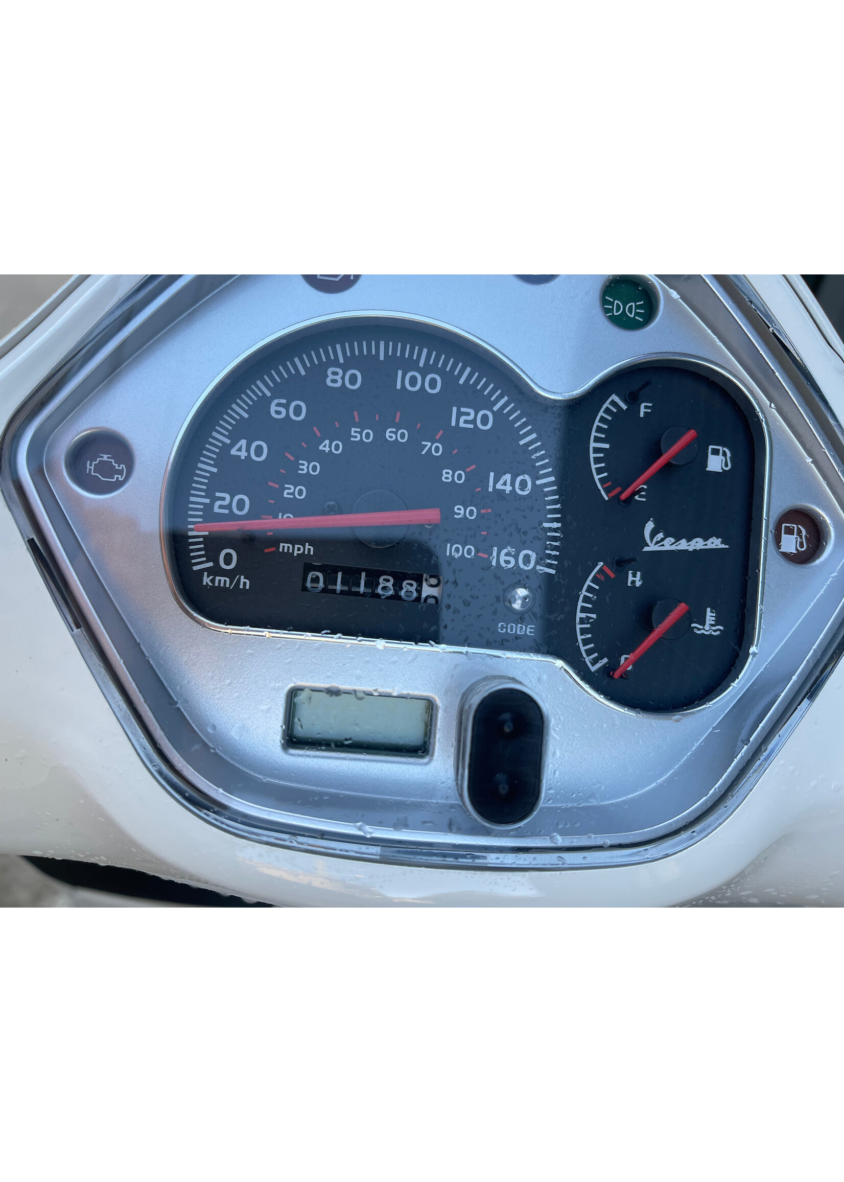 2010 Vespa GTS300 Super White w/1188km - Vespa Toronto West
