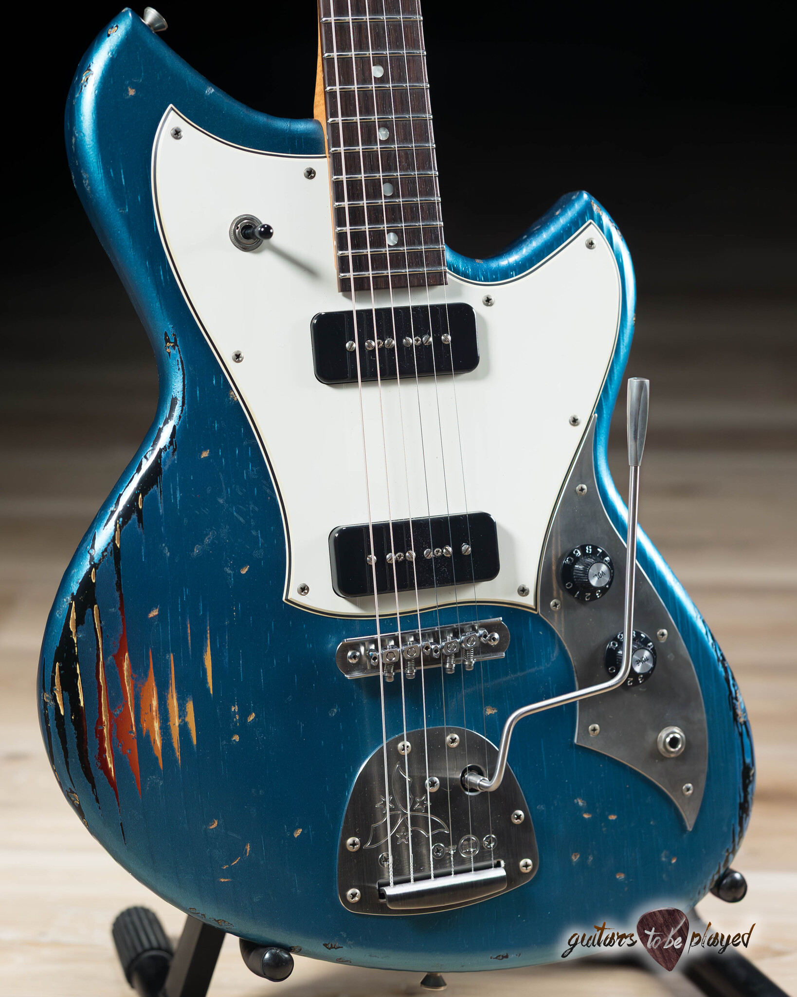Novo Nucleus Serus J Guitar – Lake Placid Blue over '64 3-Tone Burst ...