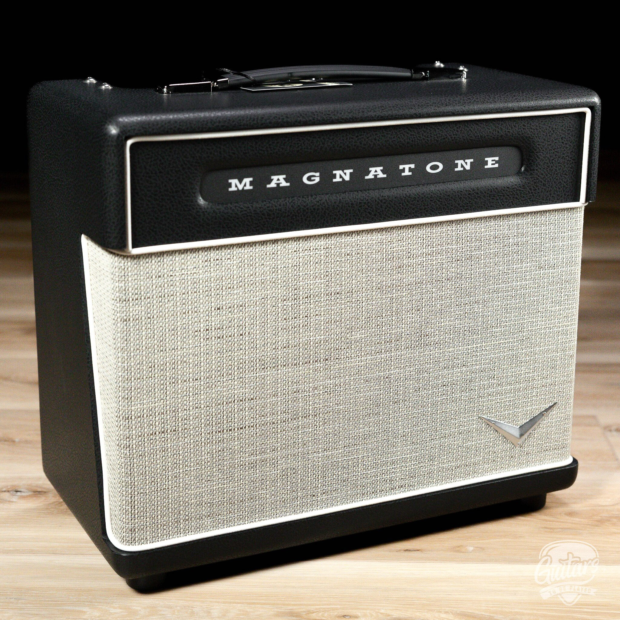 Magnatone Baby M-80 12-Watt Tube 1x10" Combo Amp w/ Cover - Guitars To ...