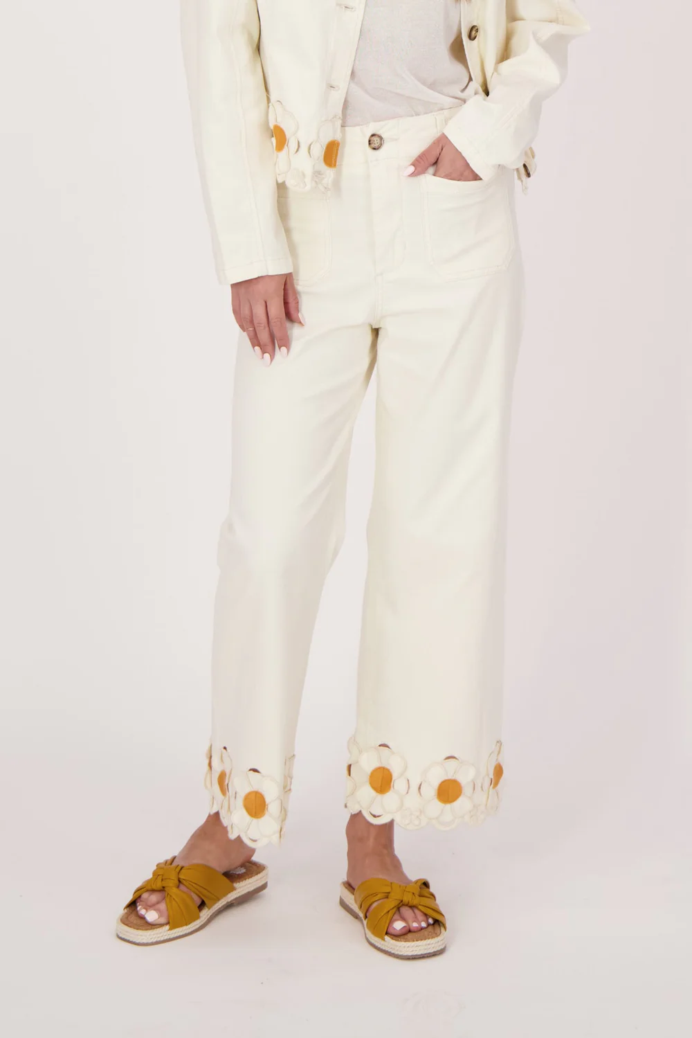 GABBY ISABELLA 25E PANTALON FLEURS DANS BAS BEIGE - Boutique Nomade