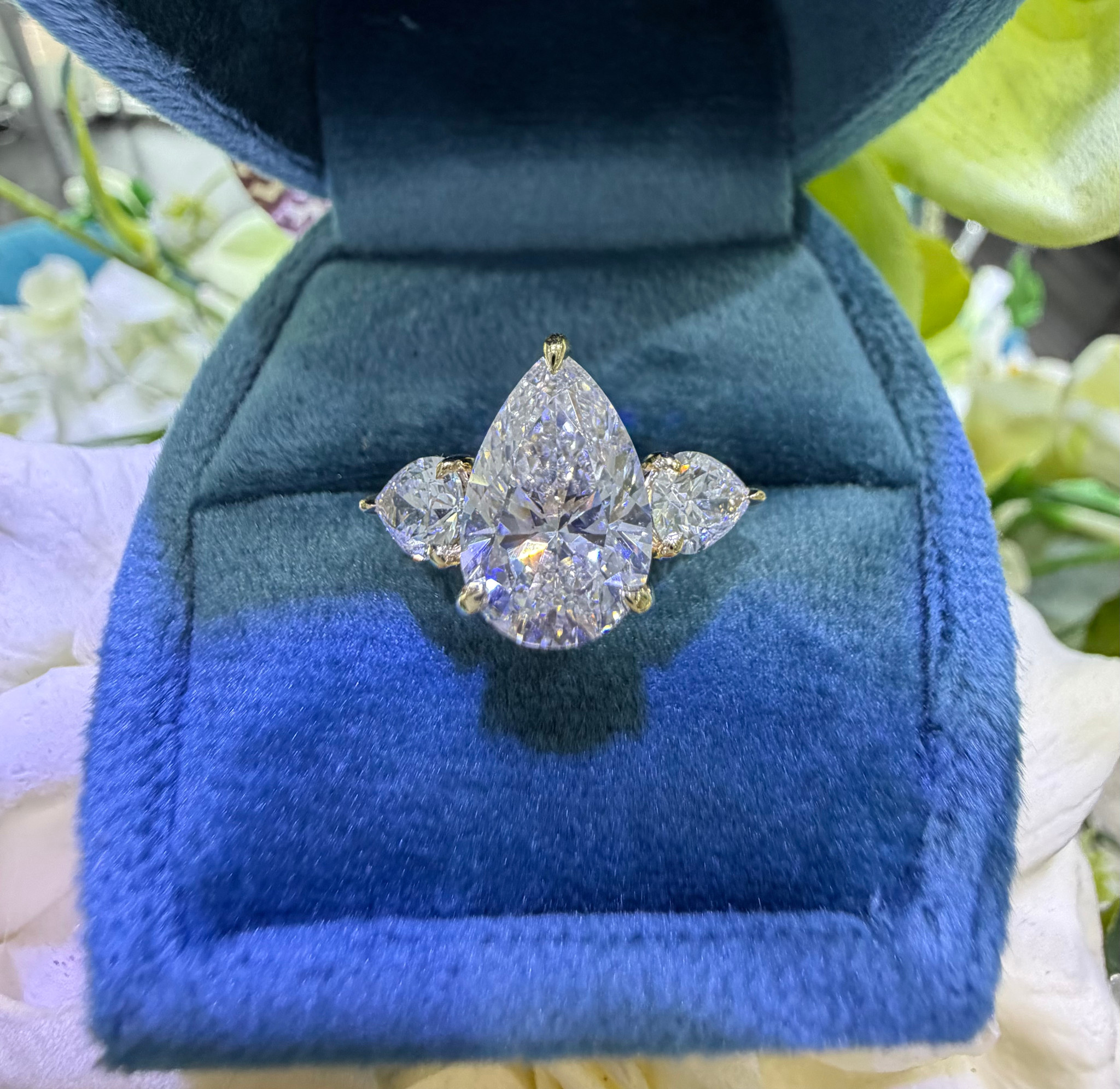 14kY 3ct Pear Cut Lab Grown Diamond F,VS1 + 1ctw pear cut side stones ...