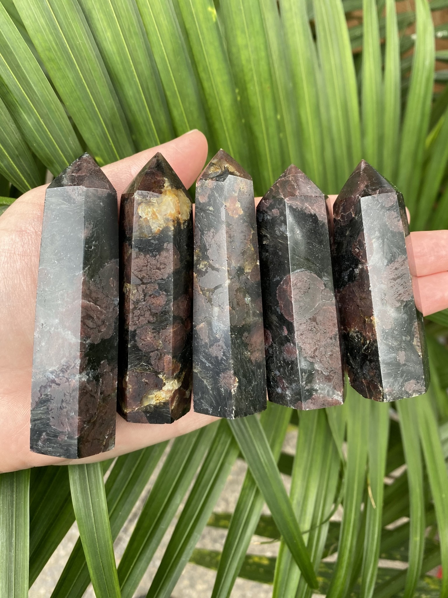 Garnet Point, Size Large [75-99gr] - The Raw Rock Shop Inc.