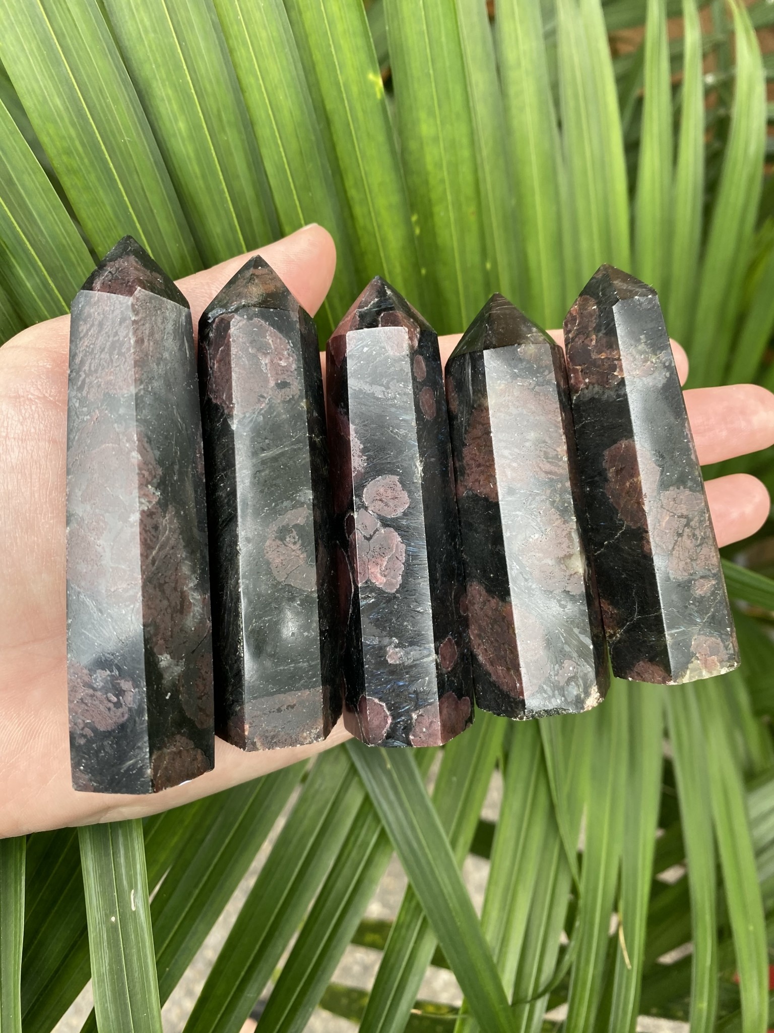 Garnet Point, Size Large [75-99gr] - The Raw Rock Shop Inc.