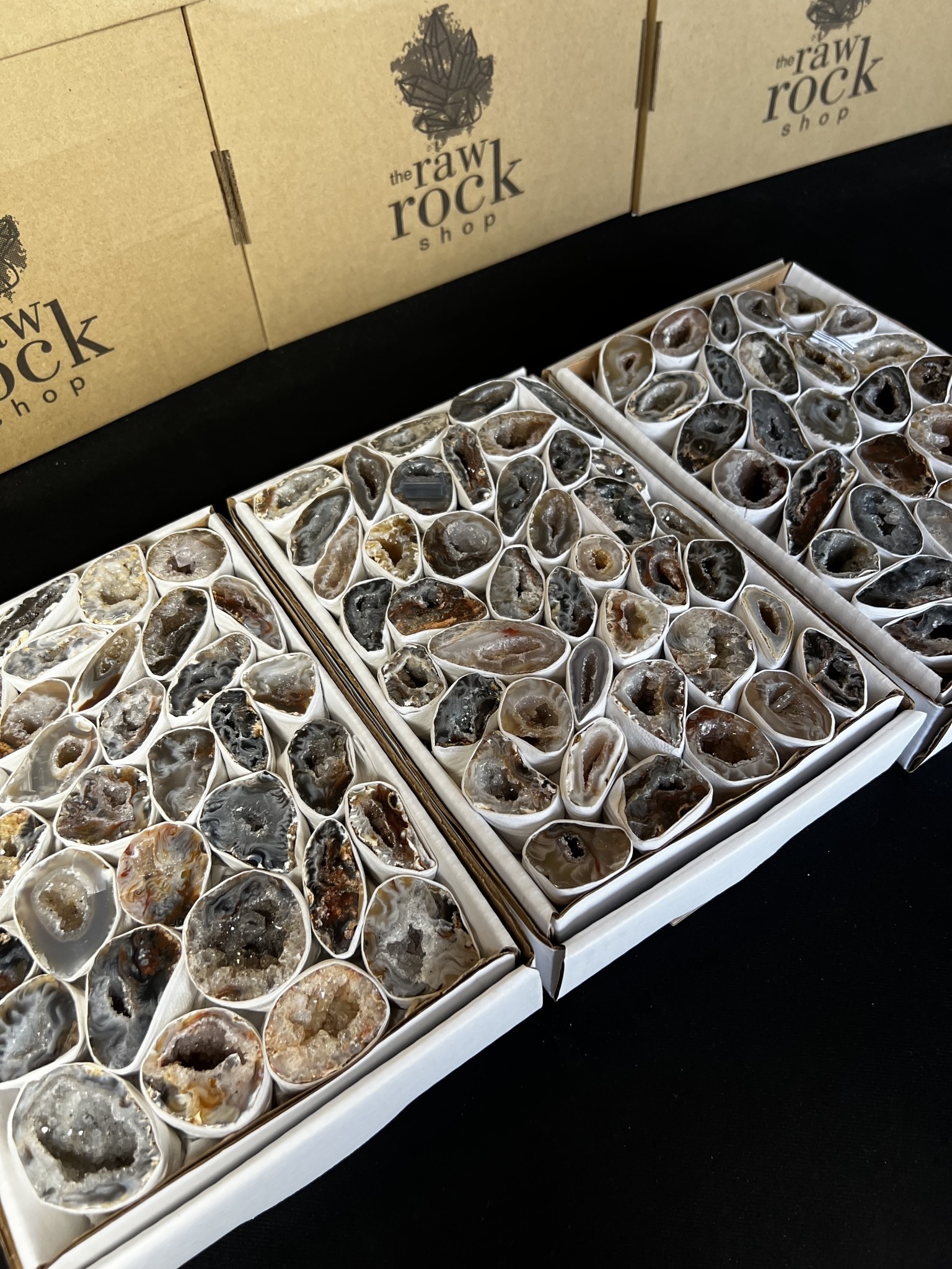 Agate Geode Halfs, 1 Box - The Raw Rock Shop Inc.