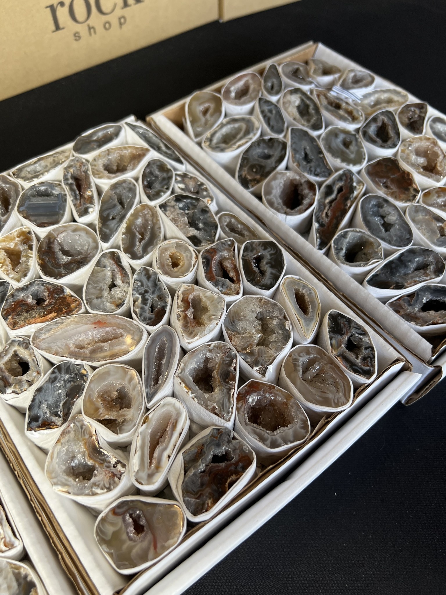 Agate Geode Halfs, 1 Box - The Raw Rock Shop Inc.