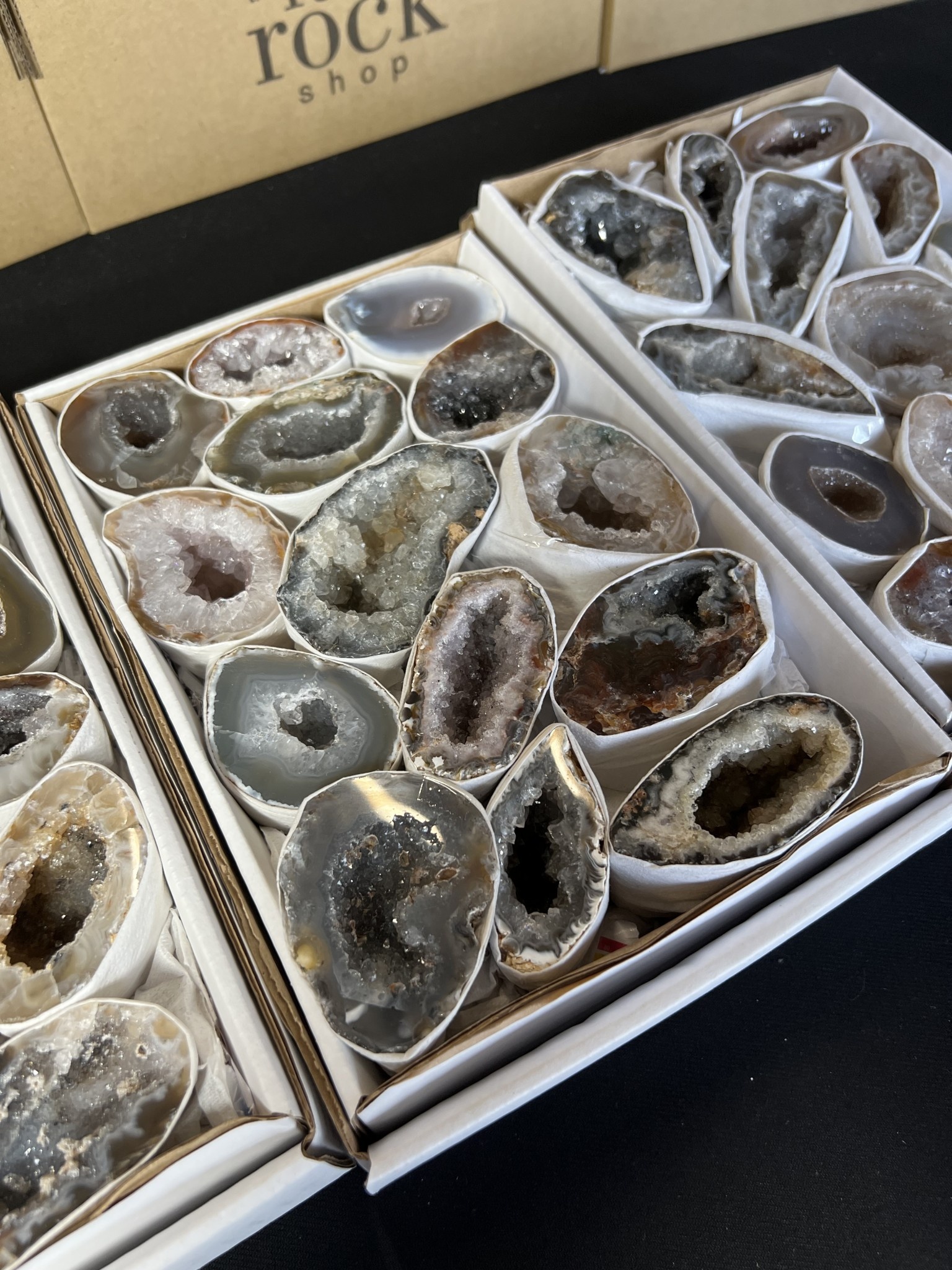 Agate Geode Halves Large, 1 Box - The Raw Rock Shop Inc.