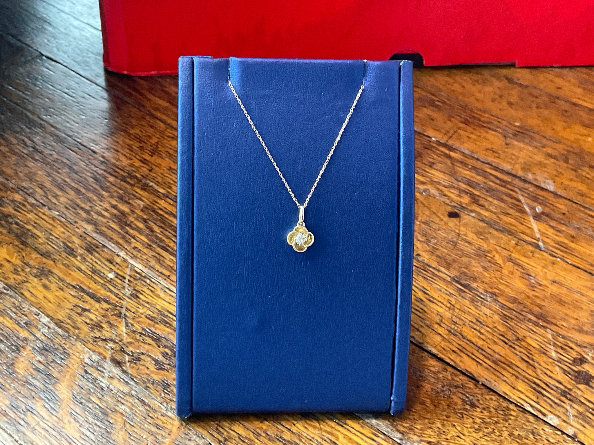 .10 Cttw Diamond Flora Pendant 10k - Jordan's of Dunn