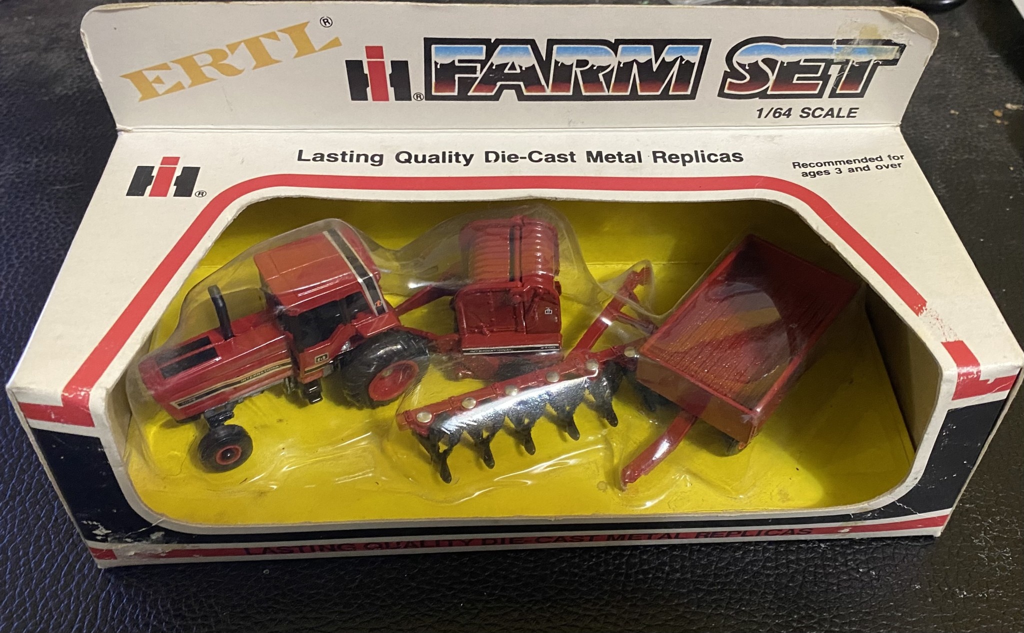 1/64 Internation Harvester 5088 Farm Set w/ red rims - SNS Farm Toys