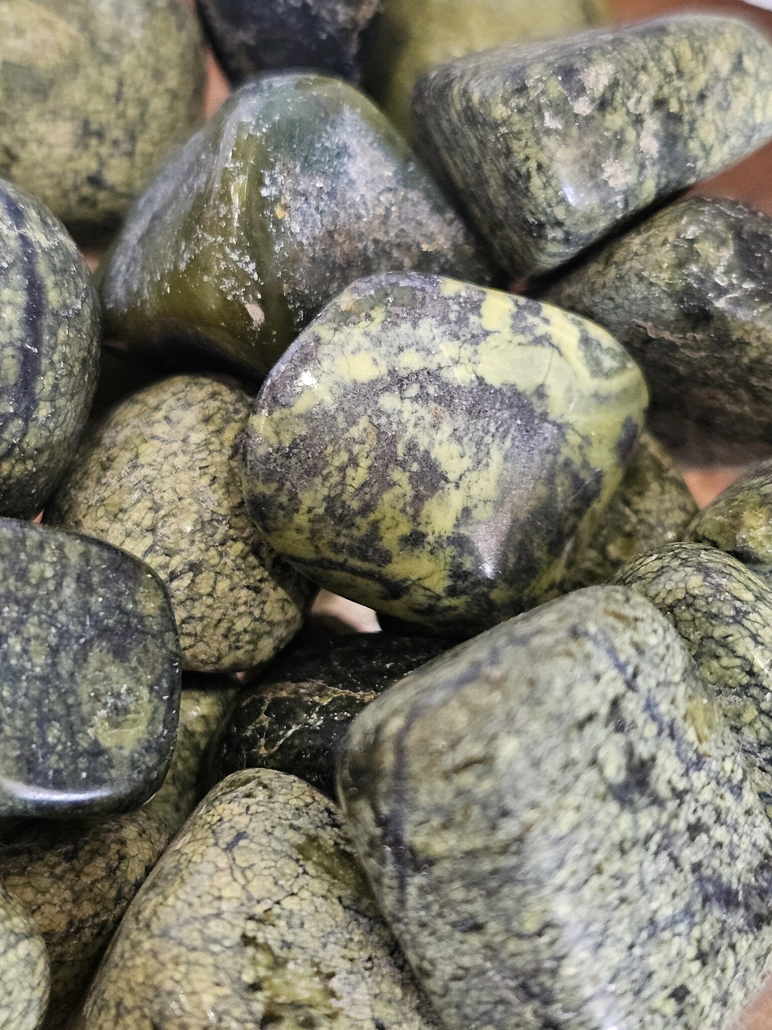 Serpentine Tumbled med - Energy Within Crystals