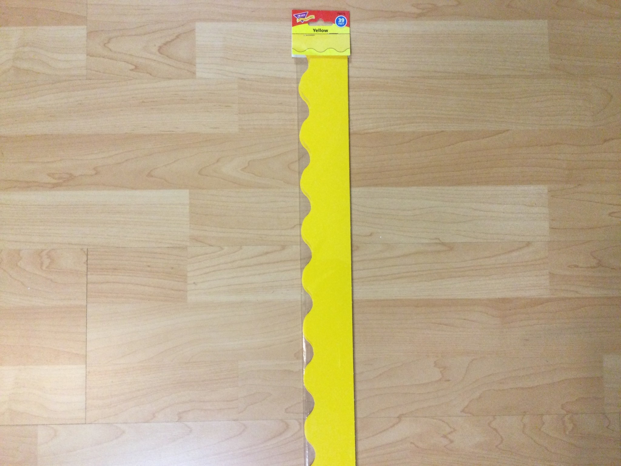 Yellow Scalloped Border 39' - School Spot