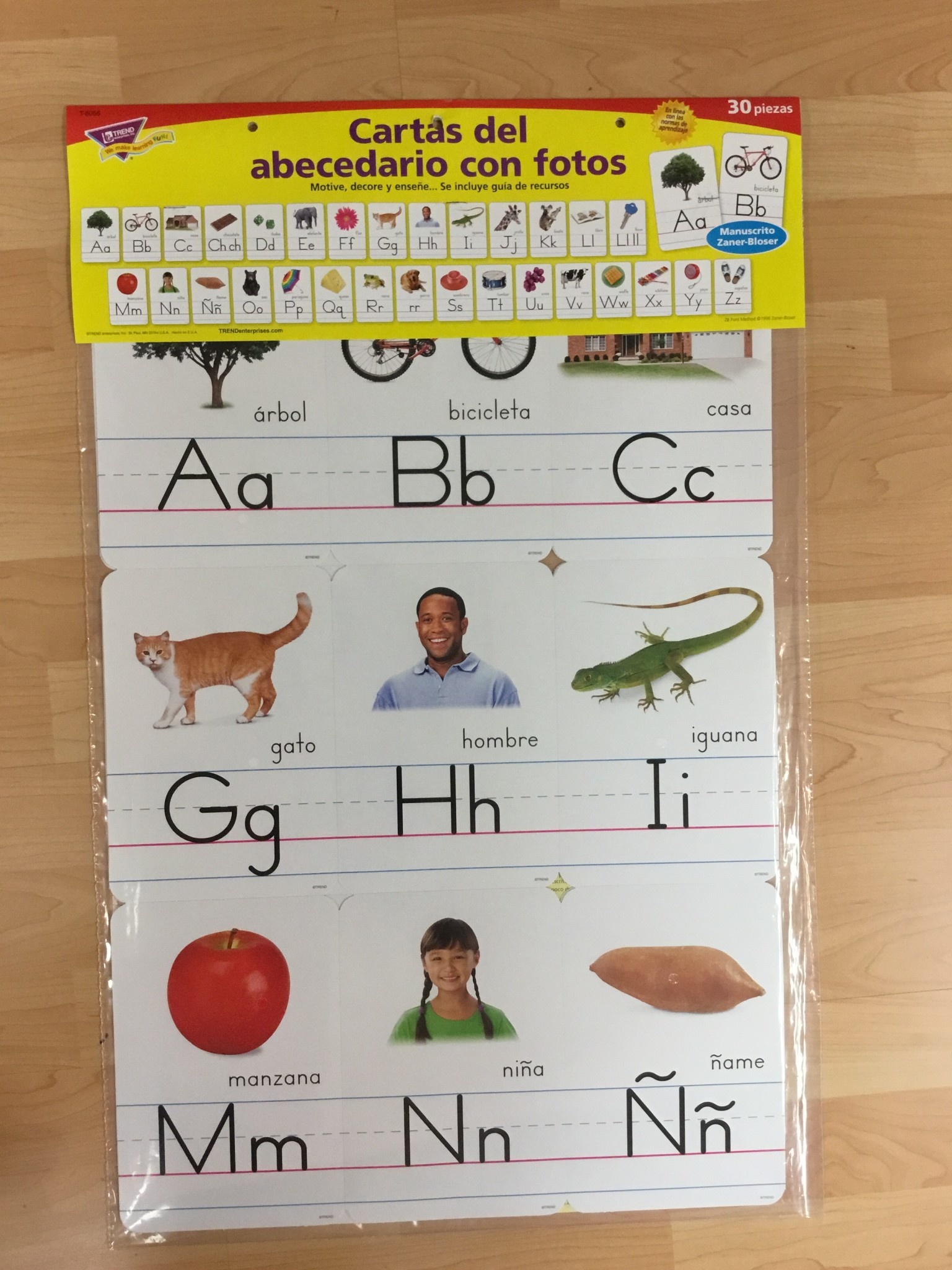 Cartas del abecedario con fotos Bulletin Board - School Spot