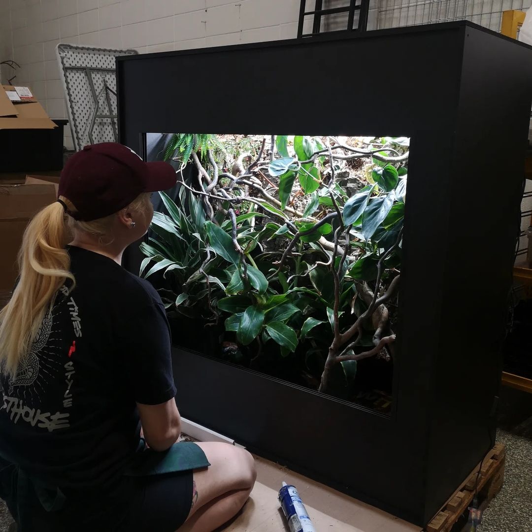 PVC Enclosure 4x2x4 w/ Sliding Glass Doors - Roonami