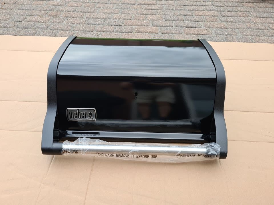Weber 68828 - Lid assy 300 blk spirit 20 - Saskatoon Barbecues & More